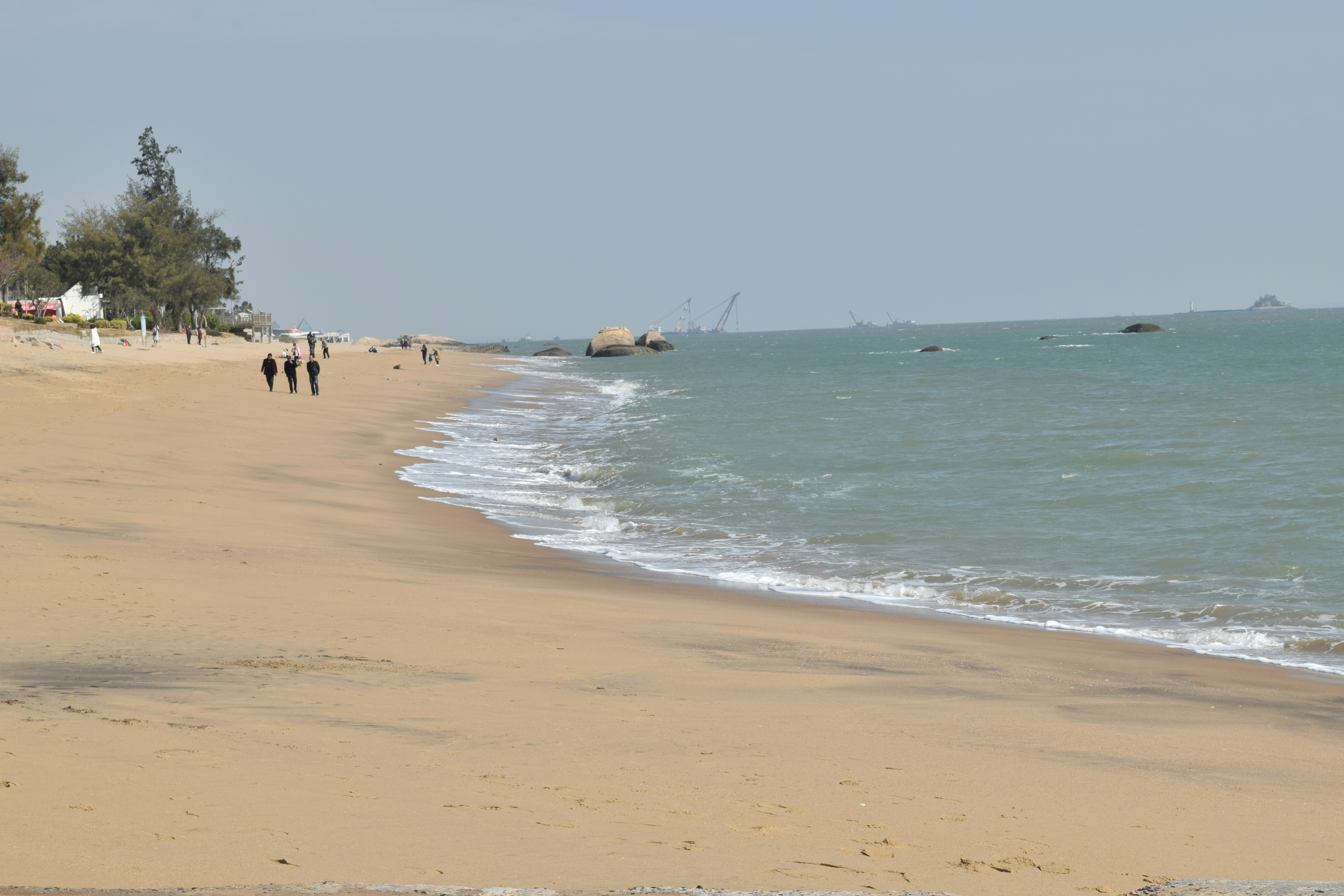  Quiet Coastal Walk: Long Beach with Distant Figures