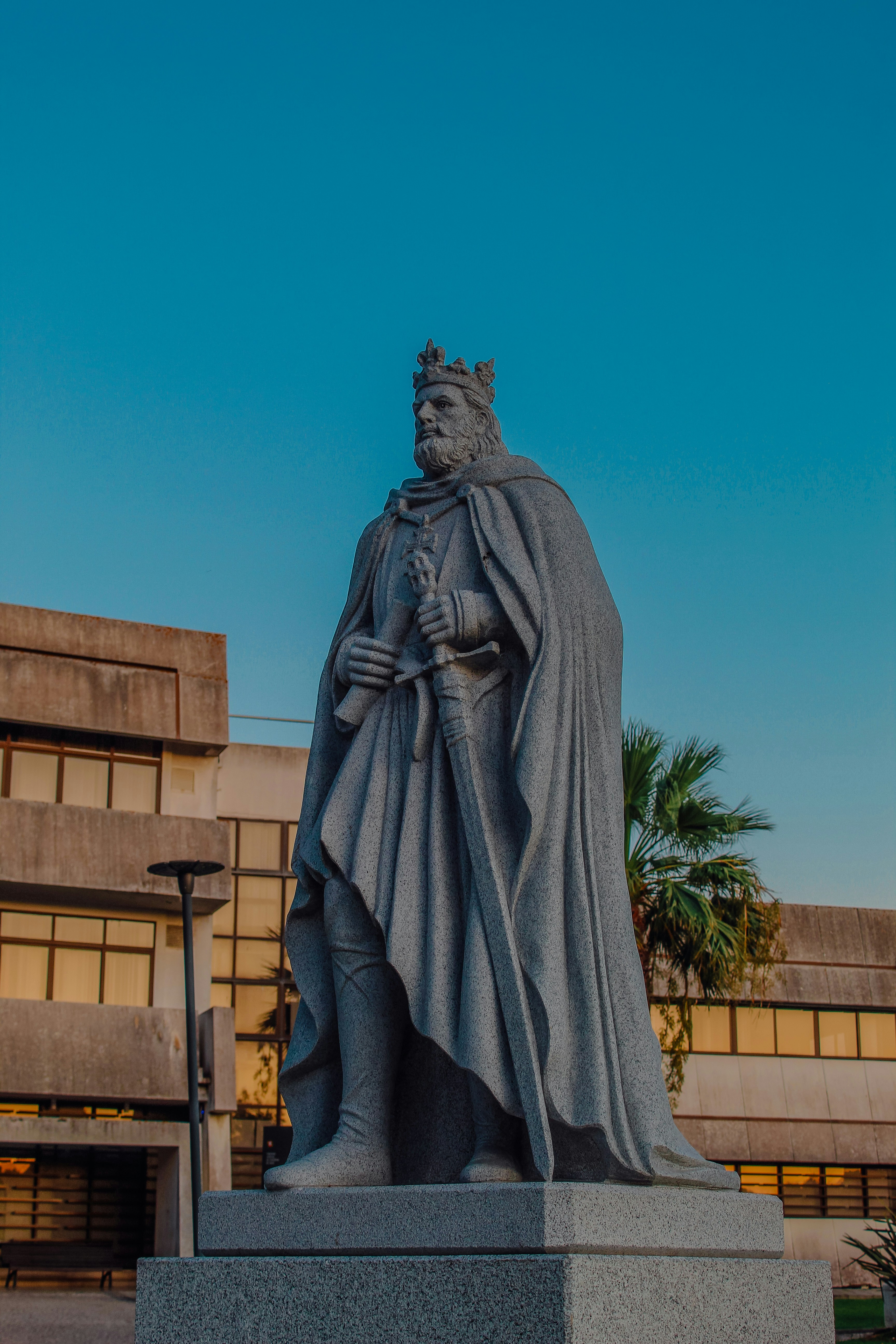 Statue of a Regal King Beneath a Clear Afternoon Sky