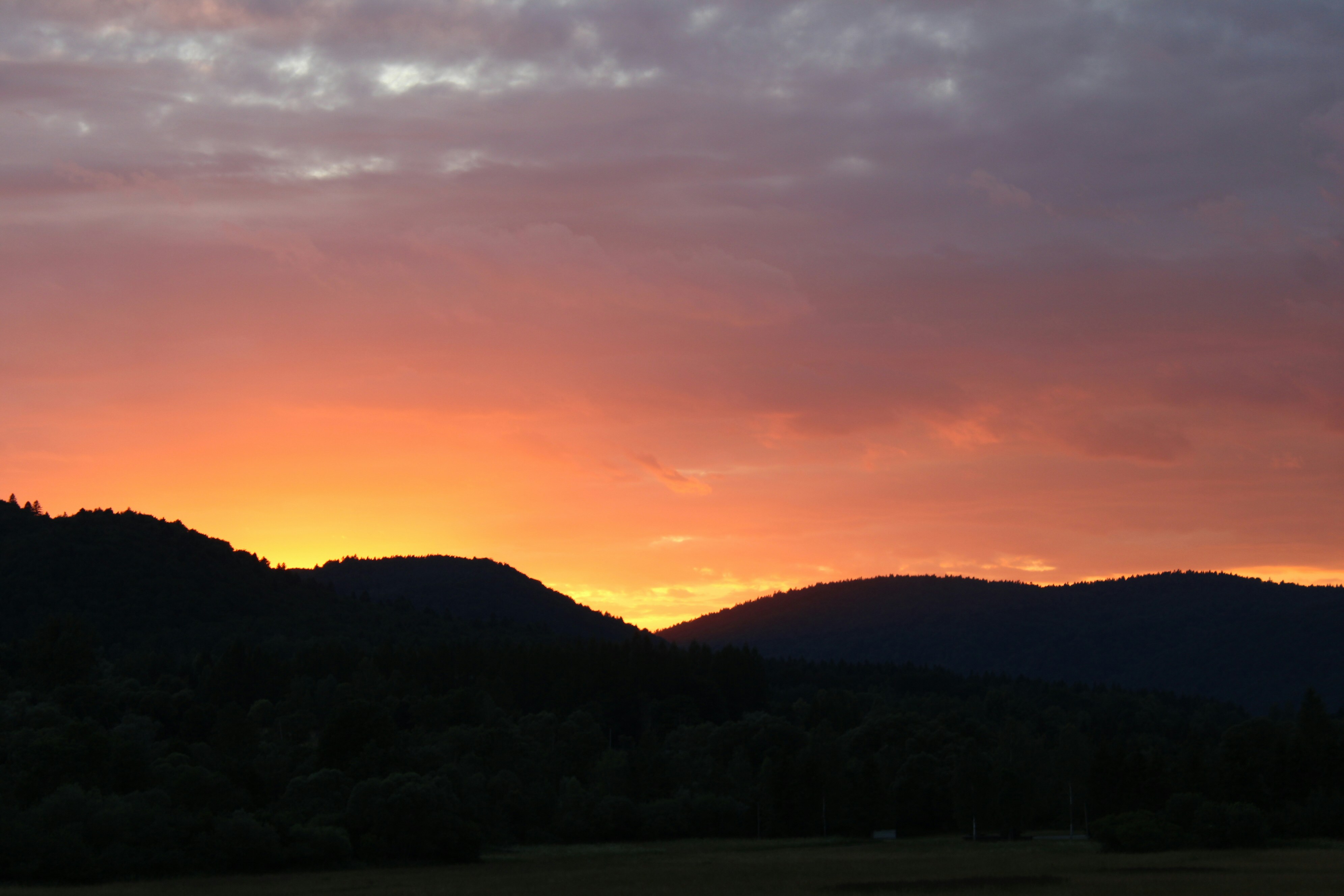 Dawn on the Ridge: Quiet Horizon Between Hills