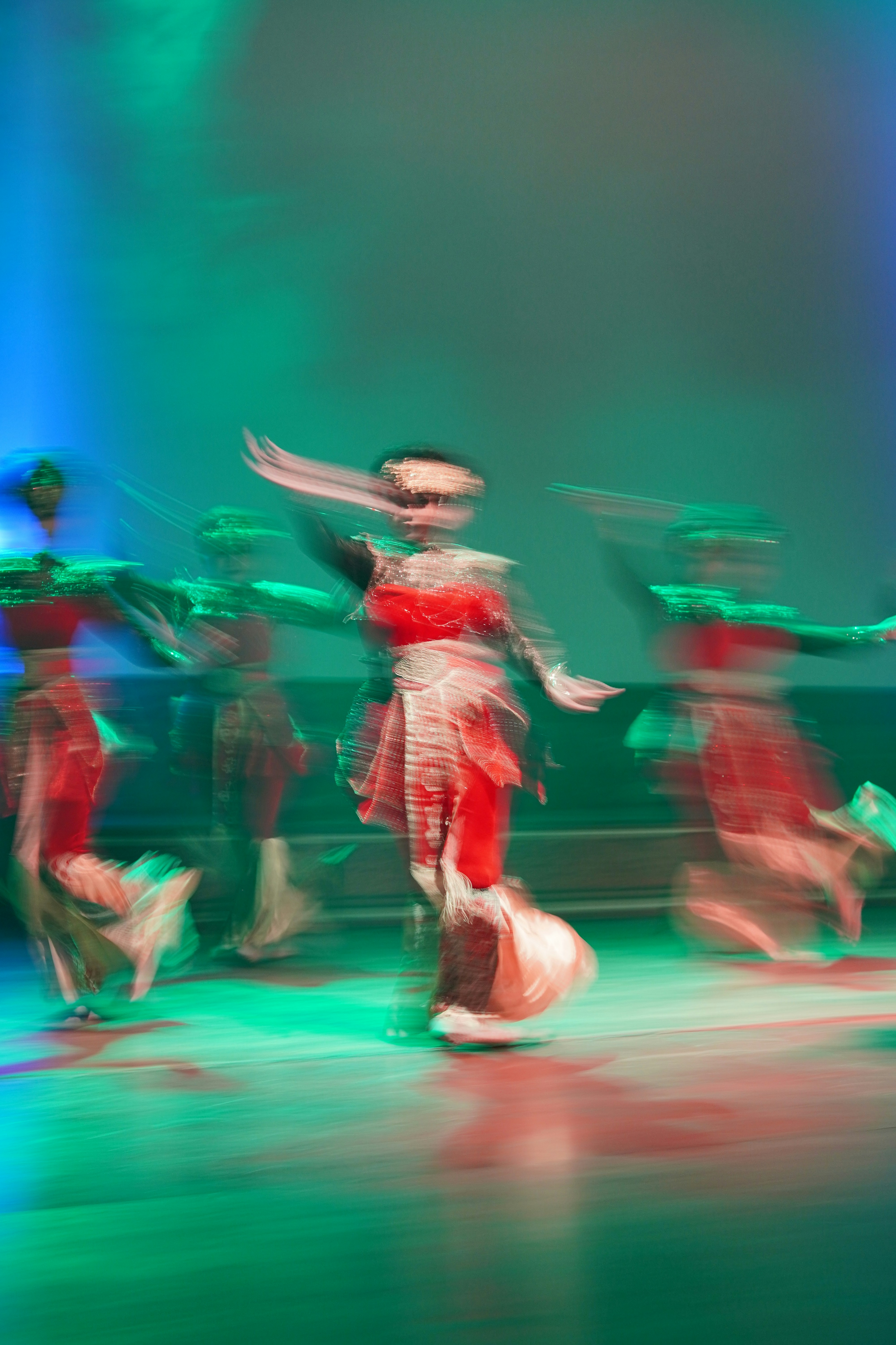 Energetic Red Carpet in Motion: Center Stage Blurred Dance