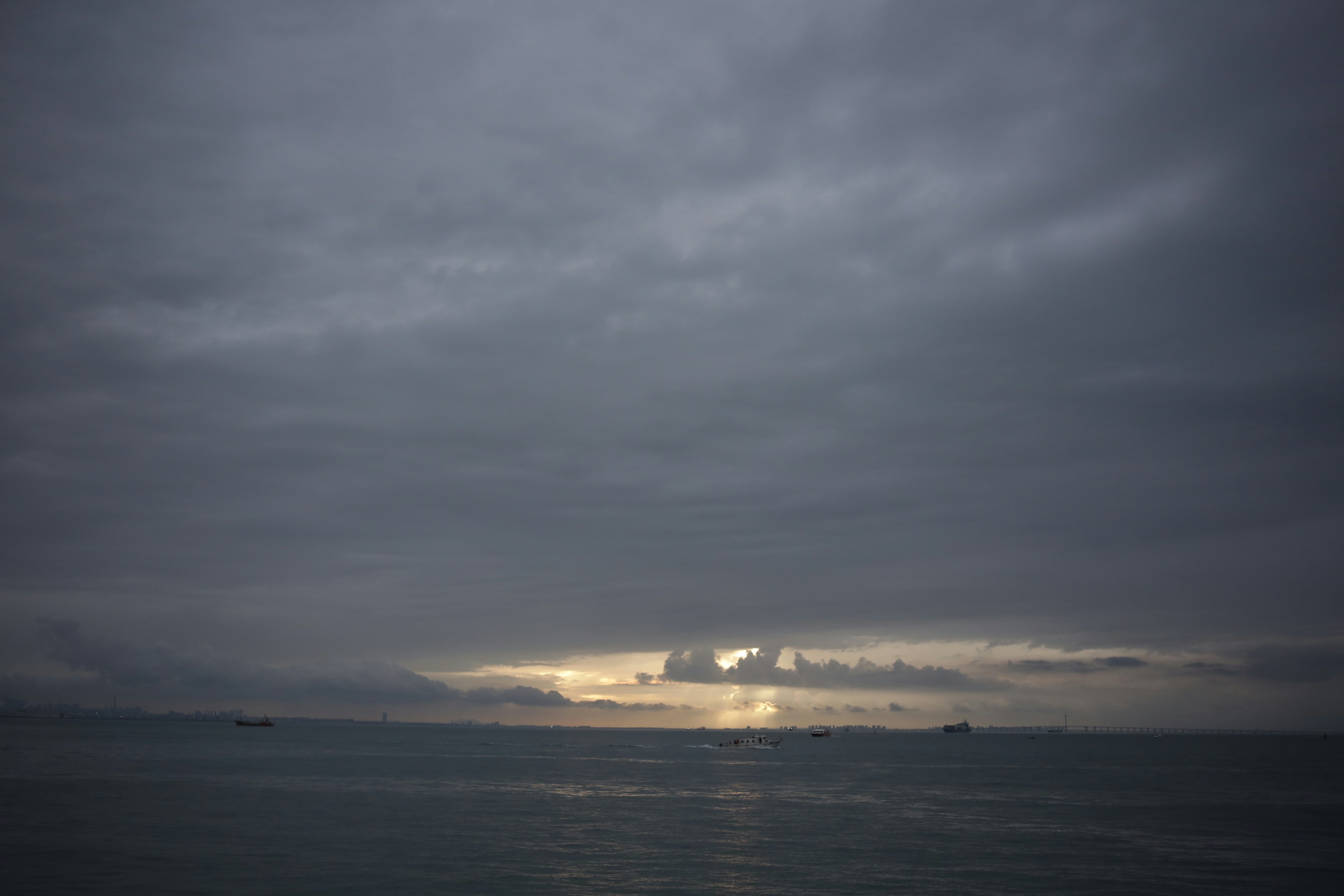 Horizon’s Quiet Glow at Dusk