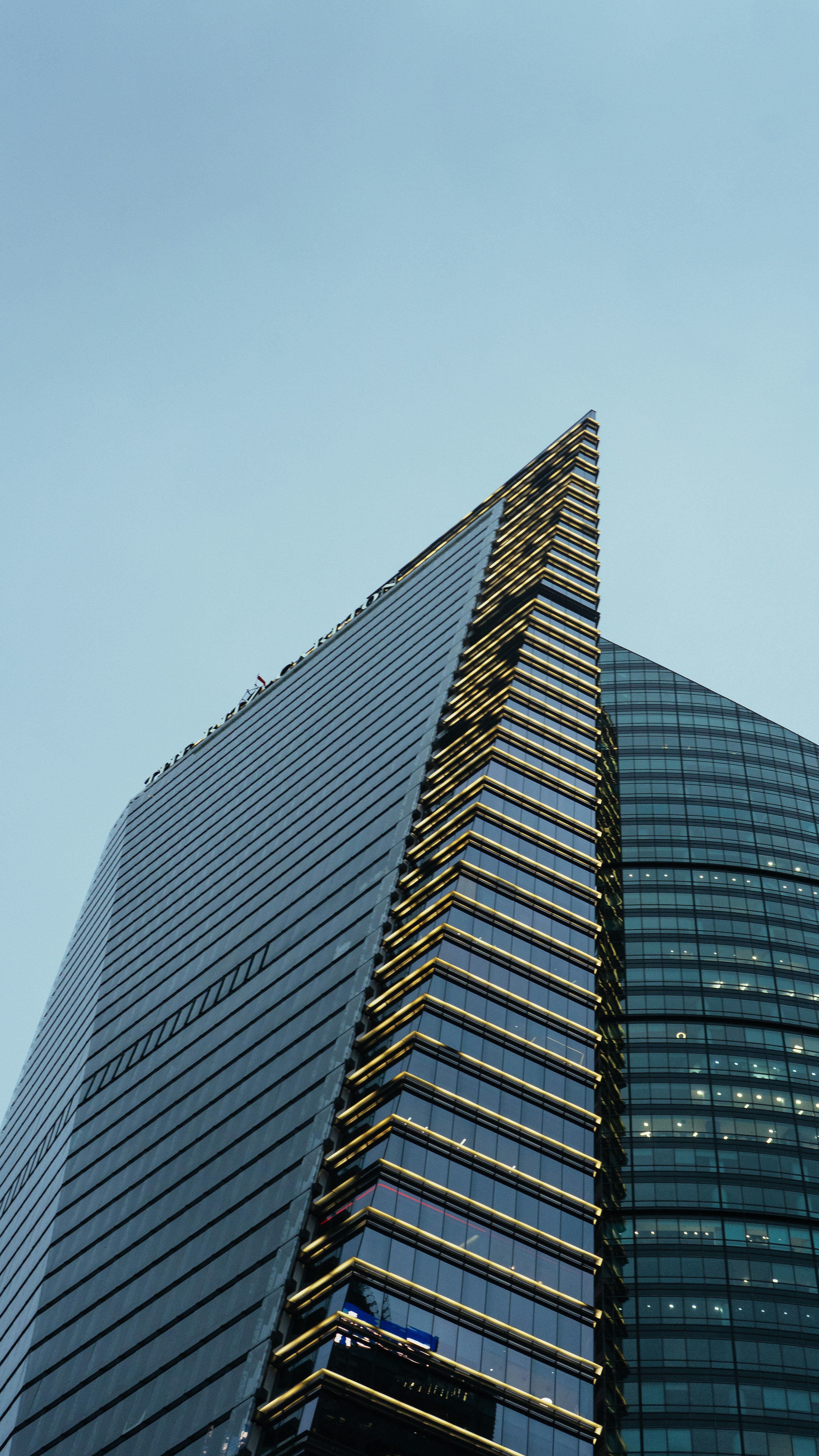 Sharp Apex: A Skyscraper Piercing the Skyline