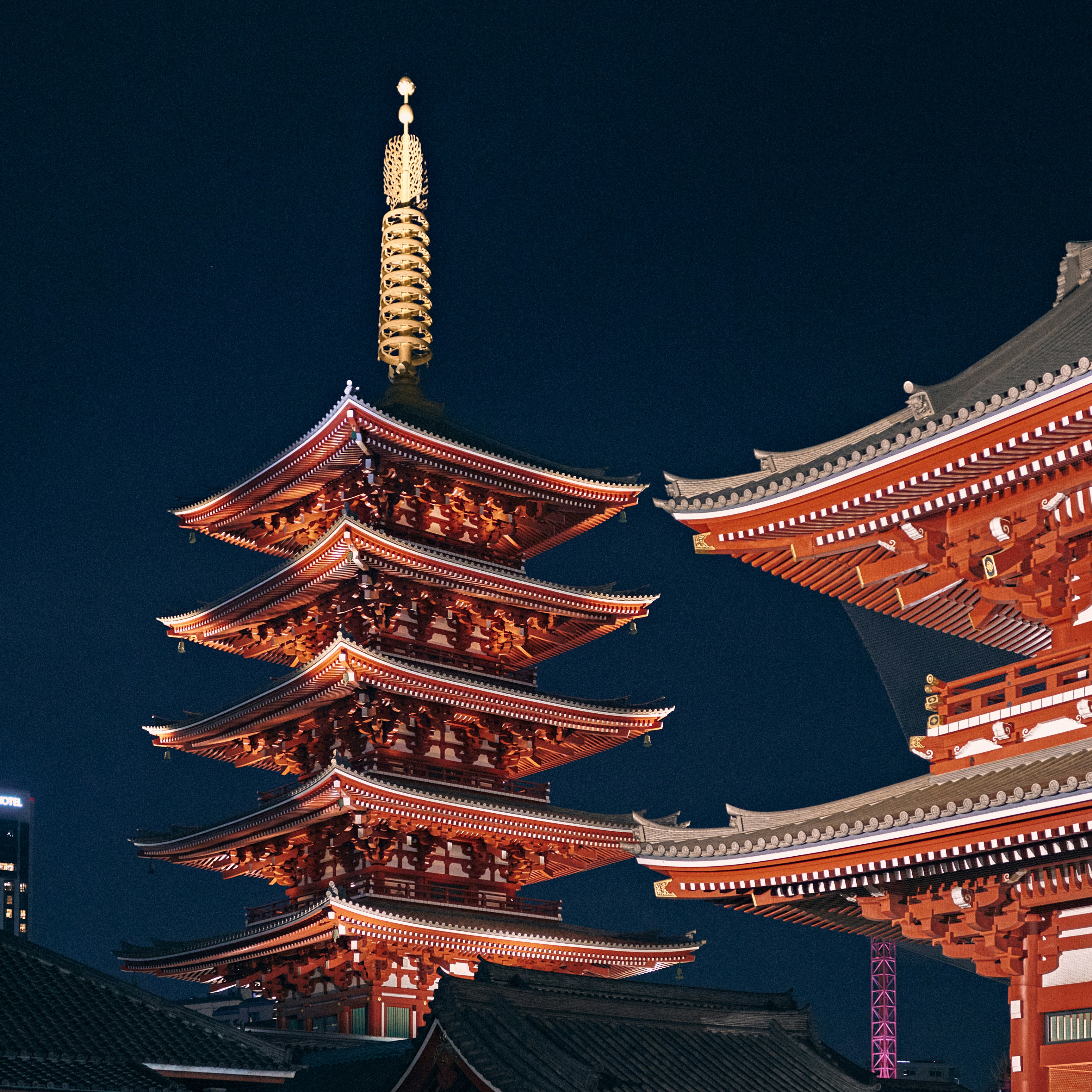 Night Pulse of the Pagoda: Lanterns, Timber, and Quiet Sky