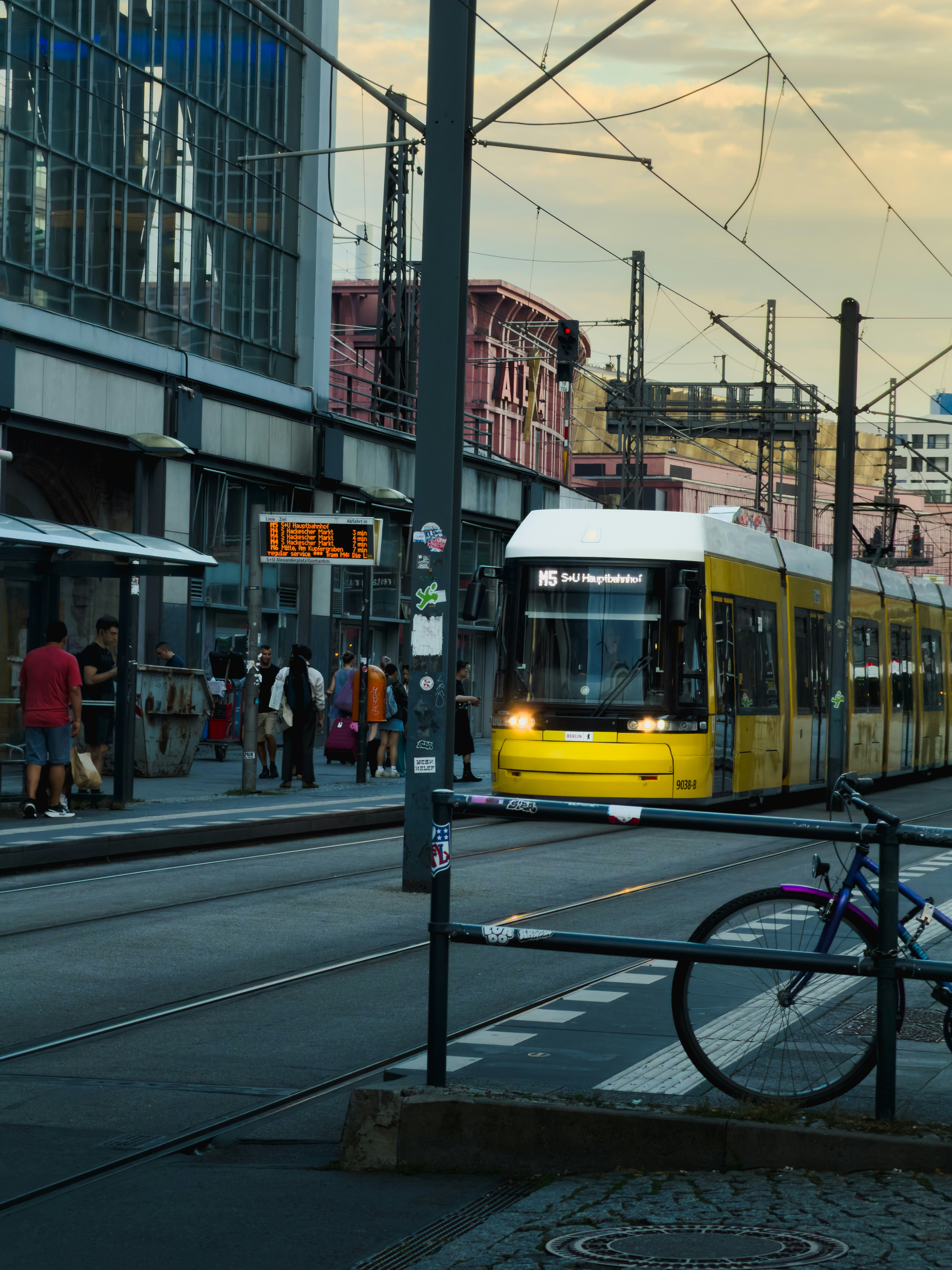 Yellow Trains and Urban Convergence