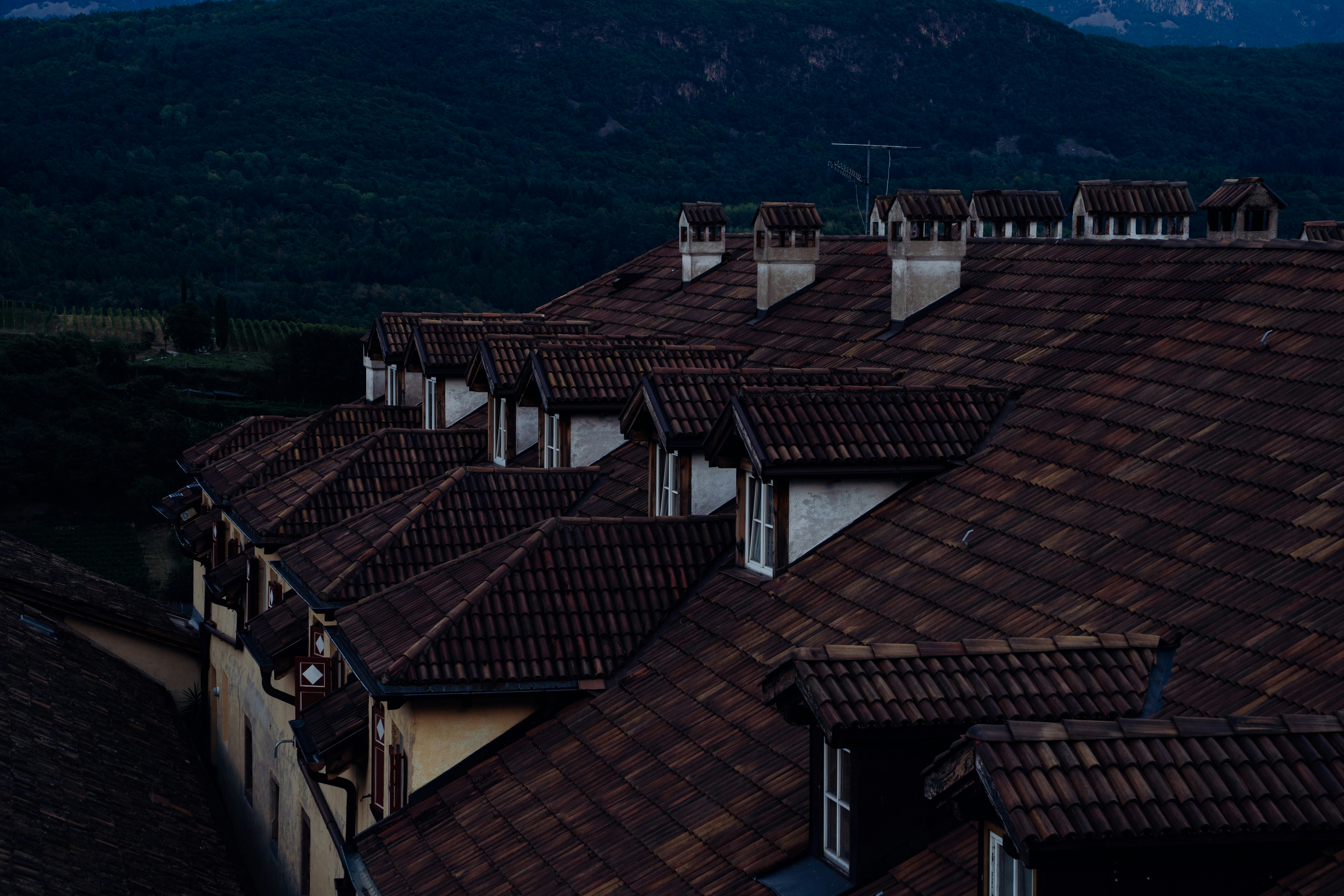 Terracotta Roofscape: Evening Slopes and Quiet Chimneys