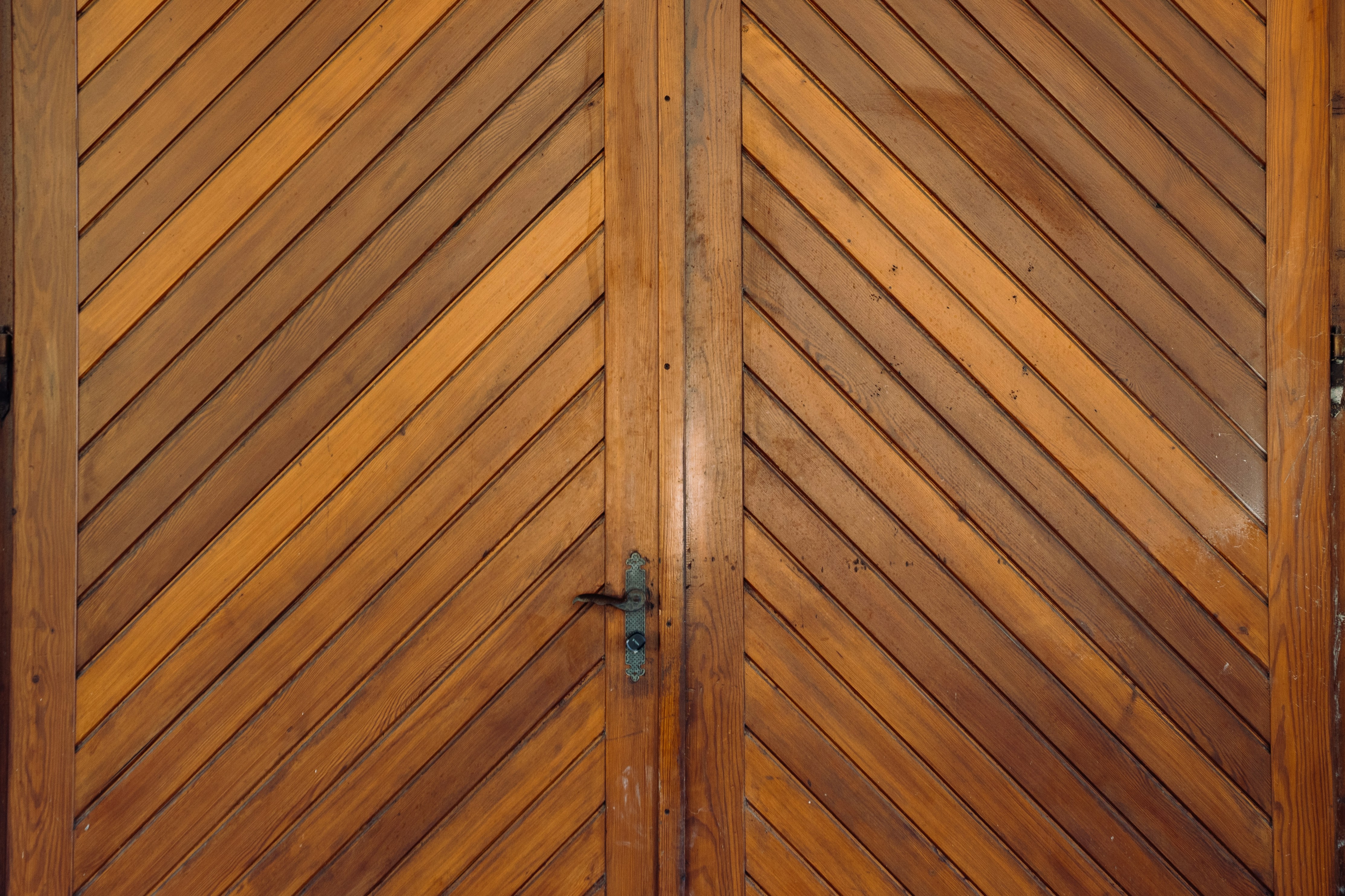 Chevron of Warm Pines: A Central Paneled Door with Rich Grain