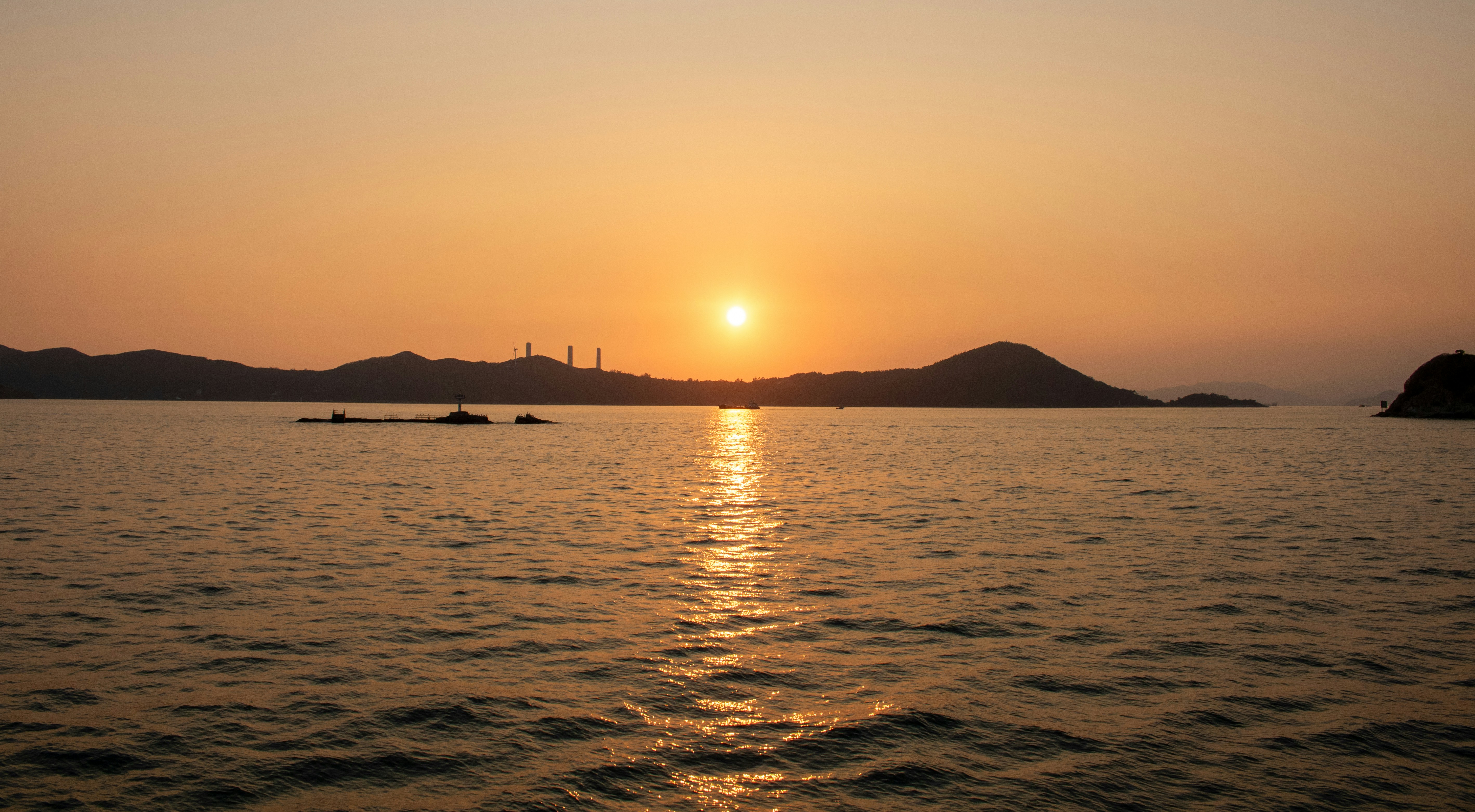 Sunlit Horizon: A Quiet Seascape at Dusk