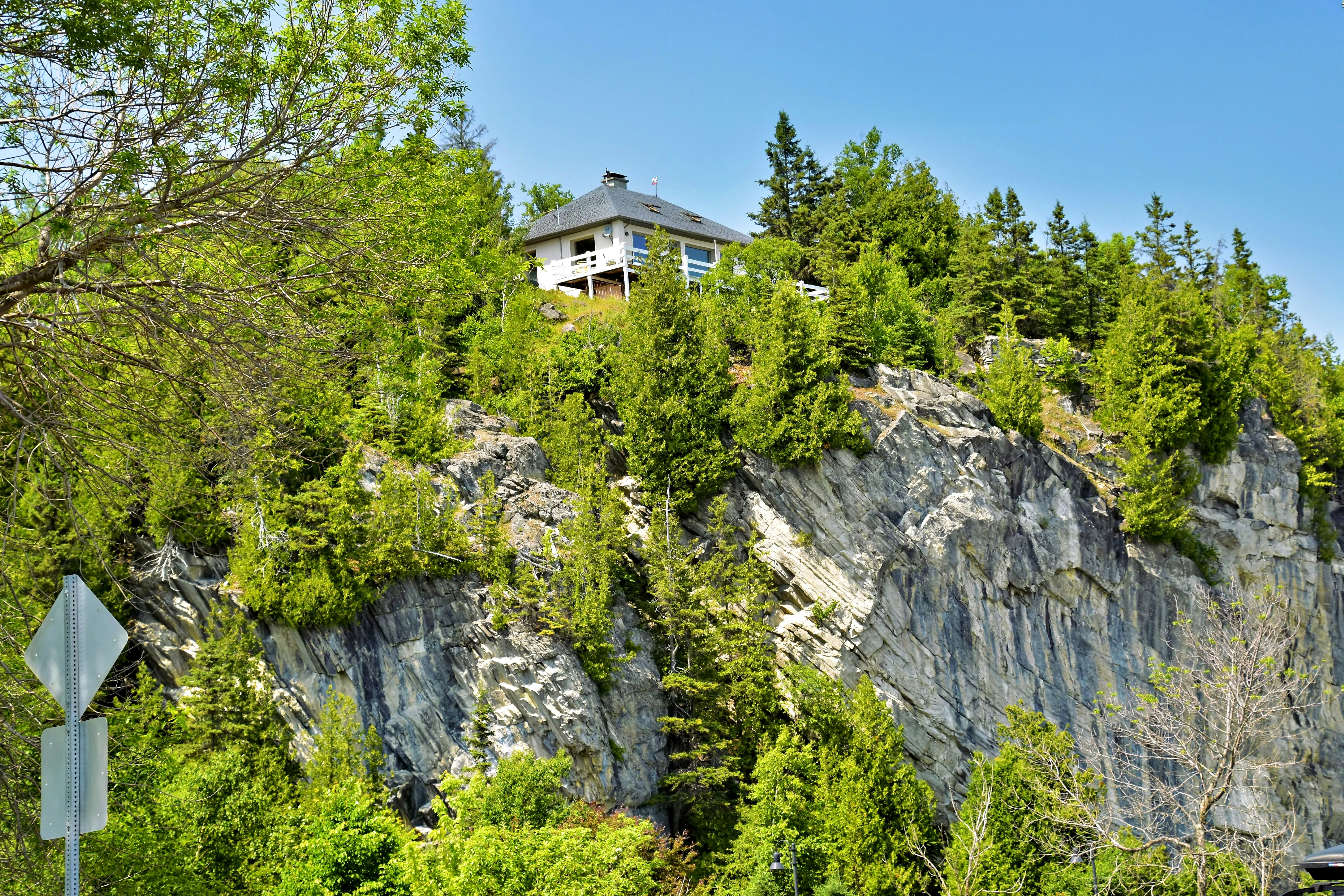 House at the Crest: A Cliffside Retreat Surrounded by Pines