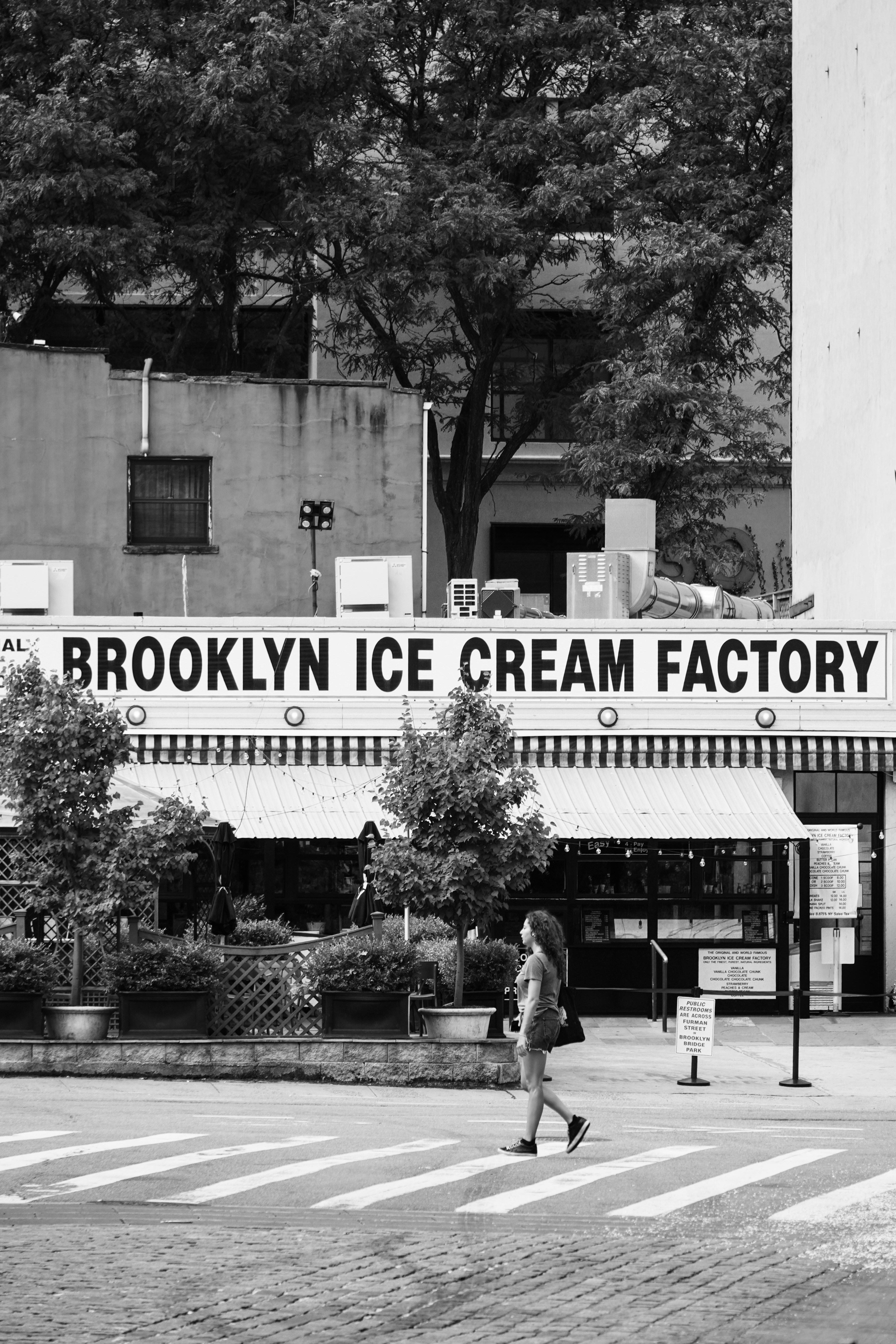 Pedestrian crosswalk in front of Brooklyn Ice Cream Factory ein scene