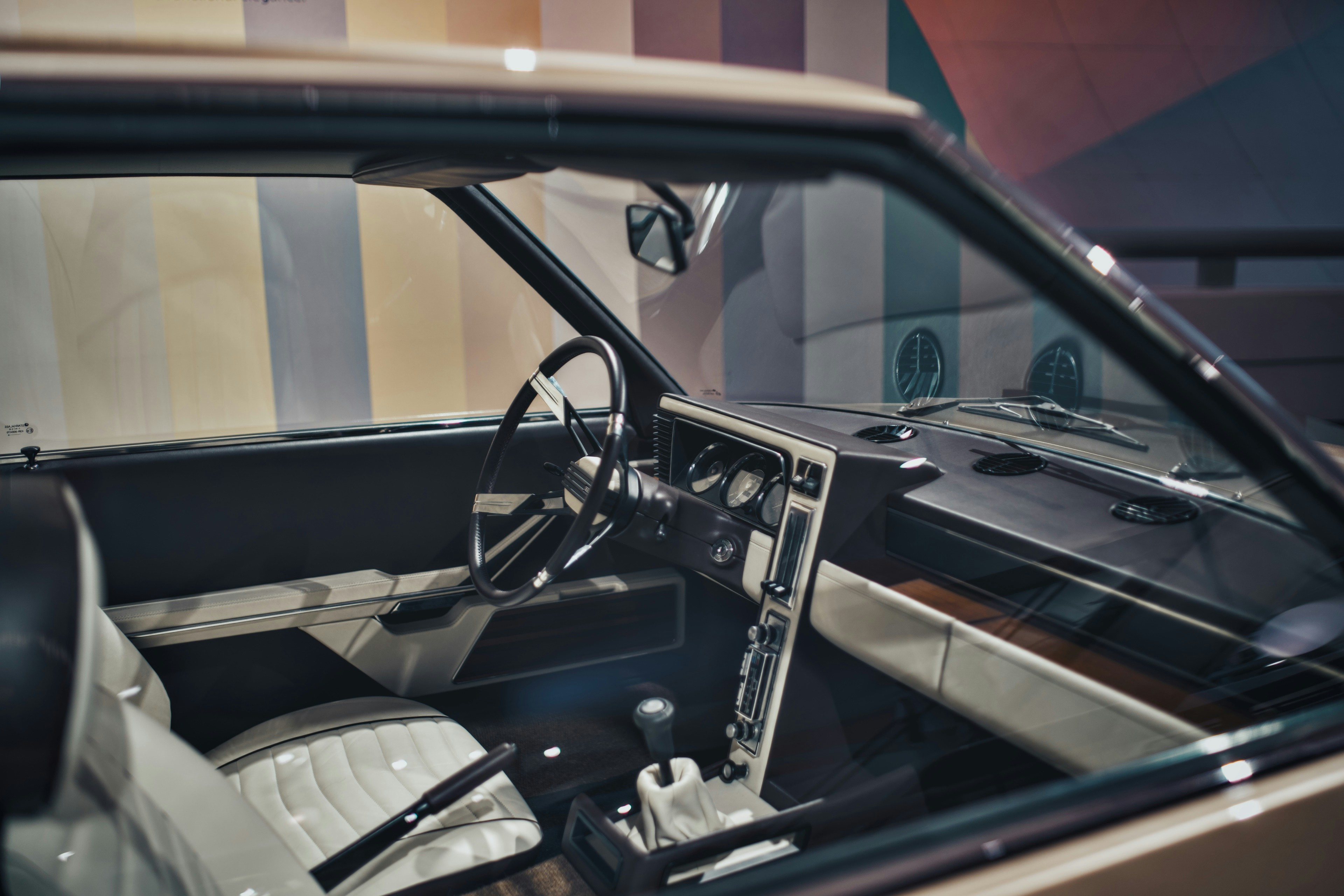 Cockpit in chrome: interior lines and vintage calm