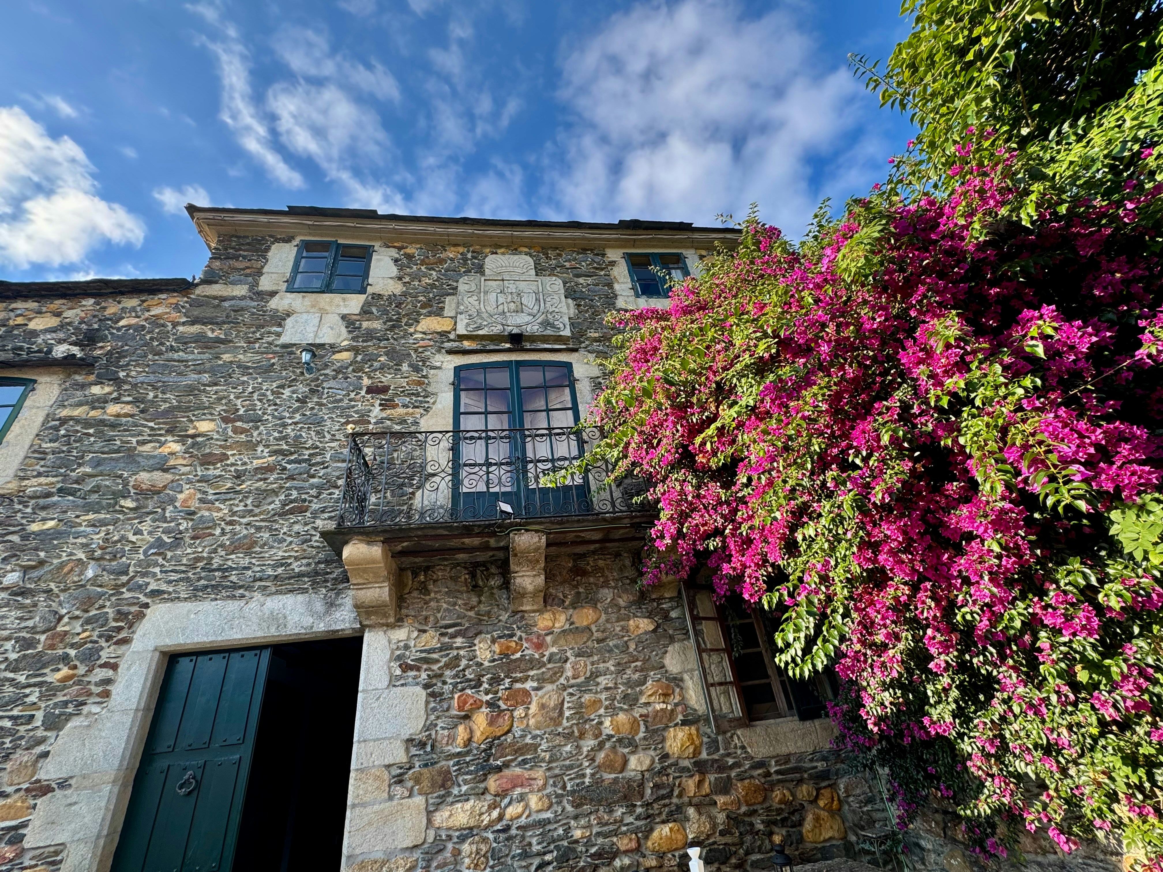 Stone Facade in Bloom: a Tuscan-tinged Courtyard Wall