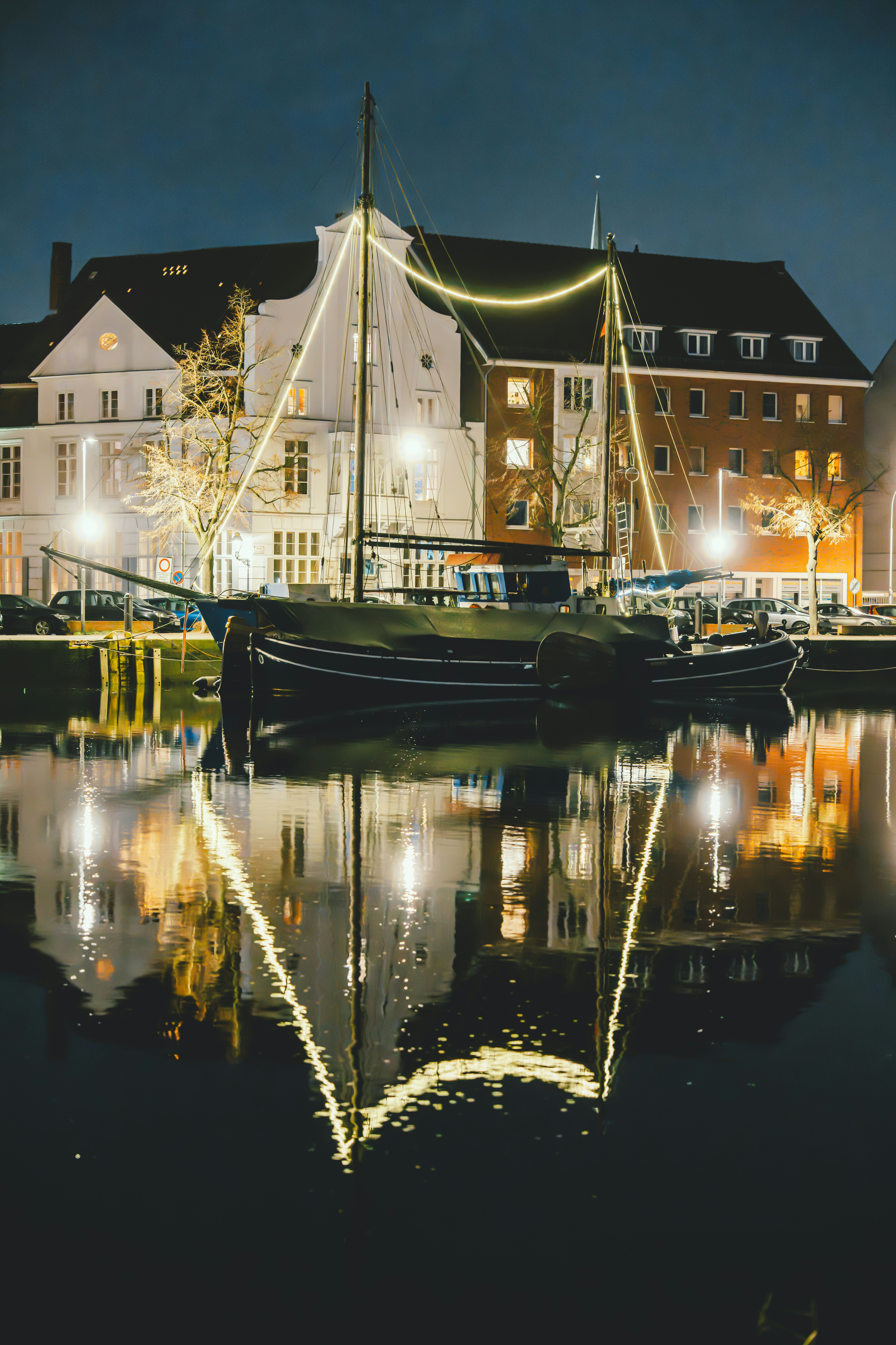Night Sails: Lights Reflected on a Tranquil Hafen