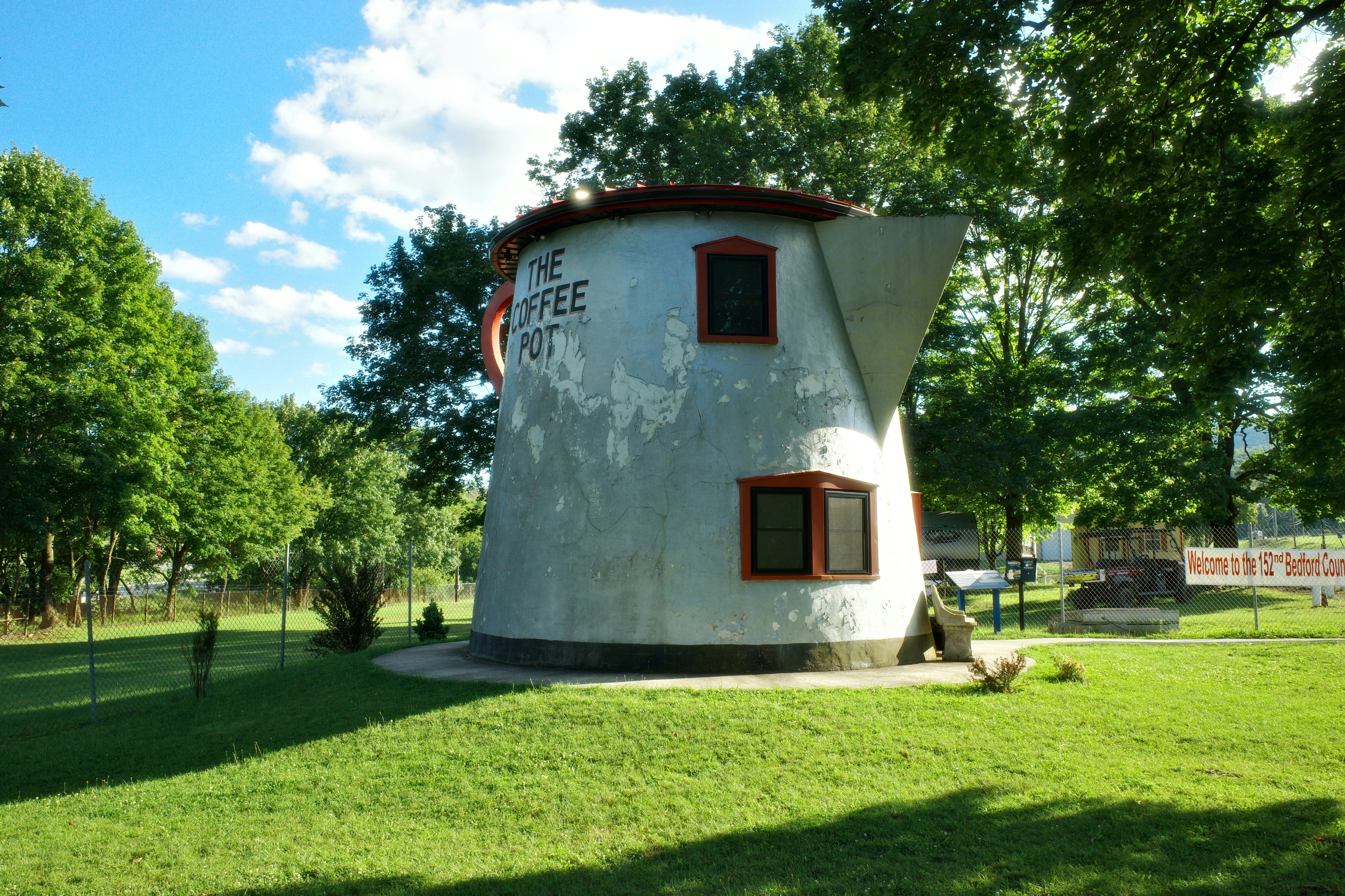 The Coffee Pot Studio: A Curved Turret House in Sunlit Park