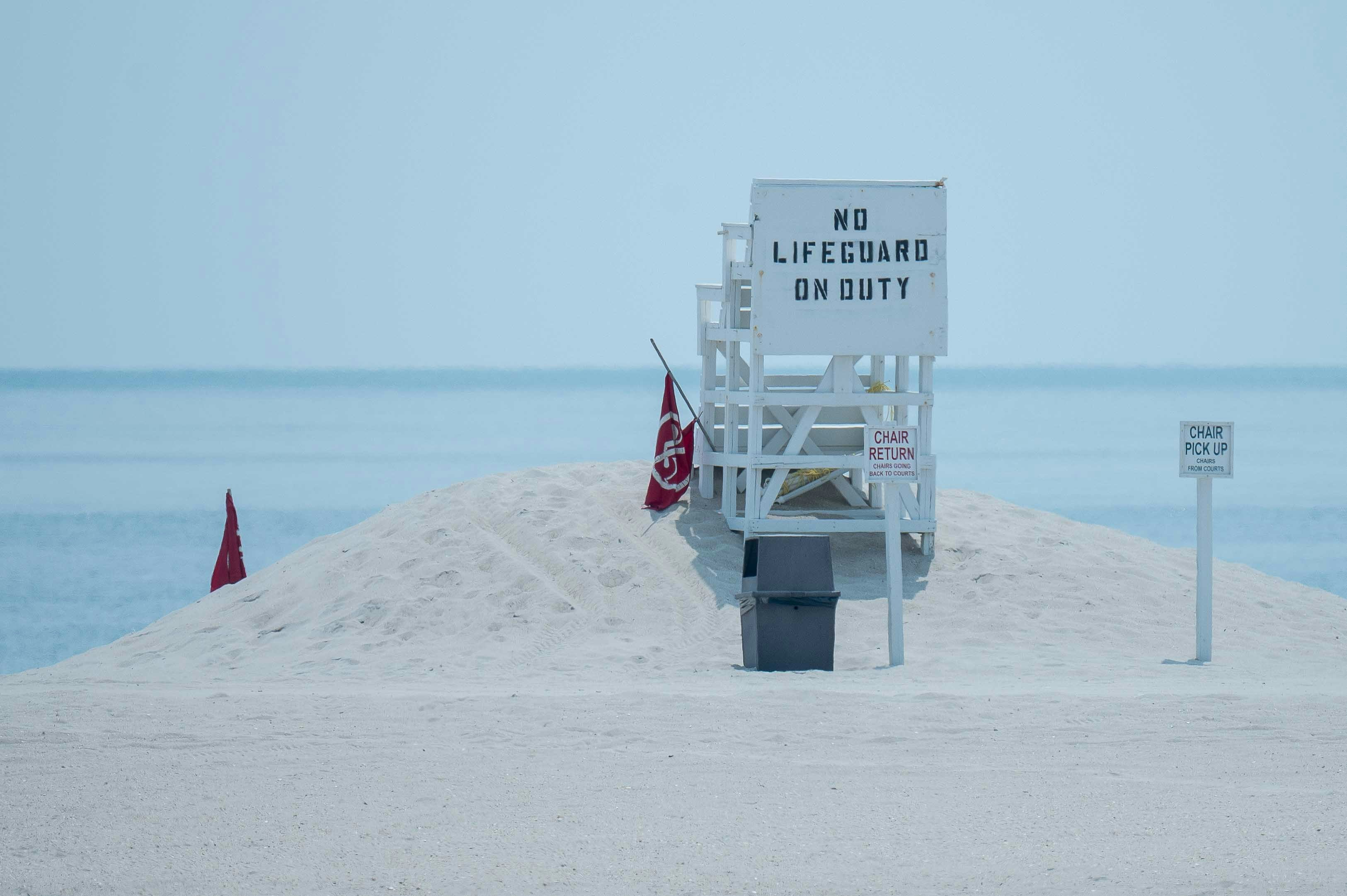  lifeguard chair on a quiet dune looking over calm sea