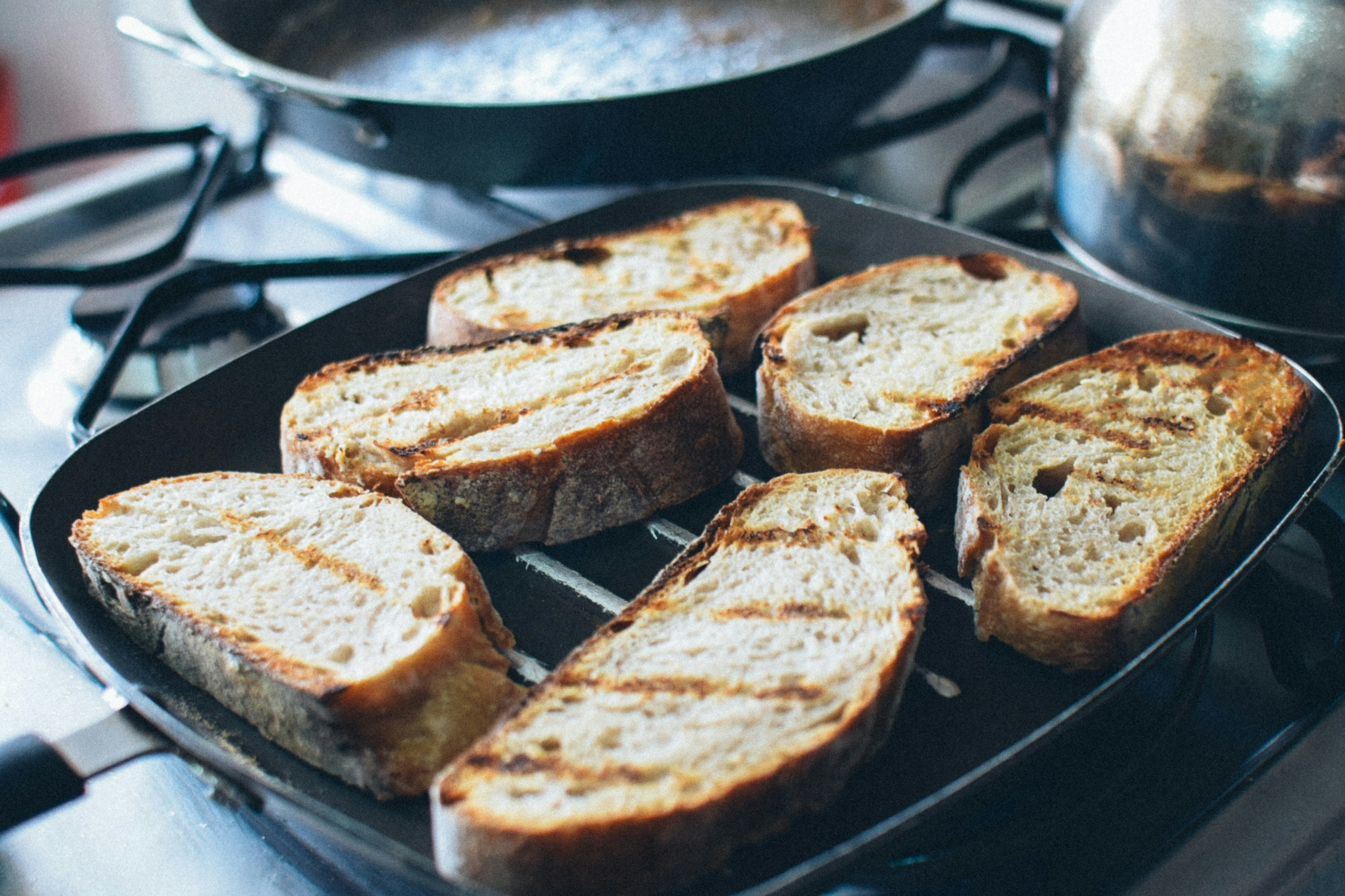 Sizzling Slices: Toasted Crusts in a Busy Kitchen