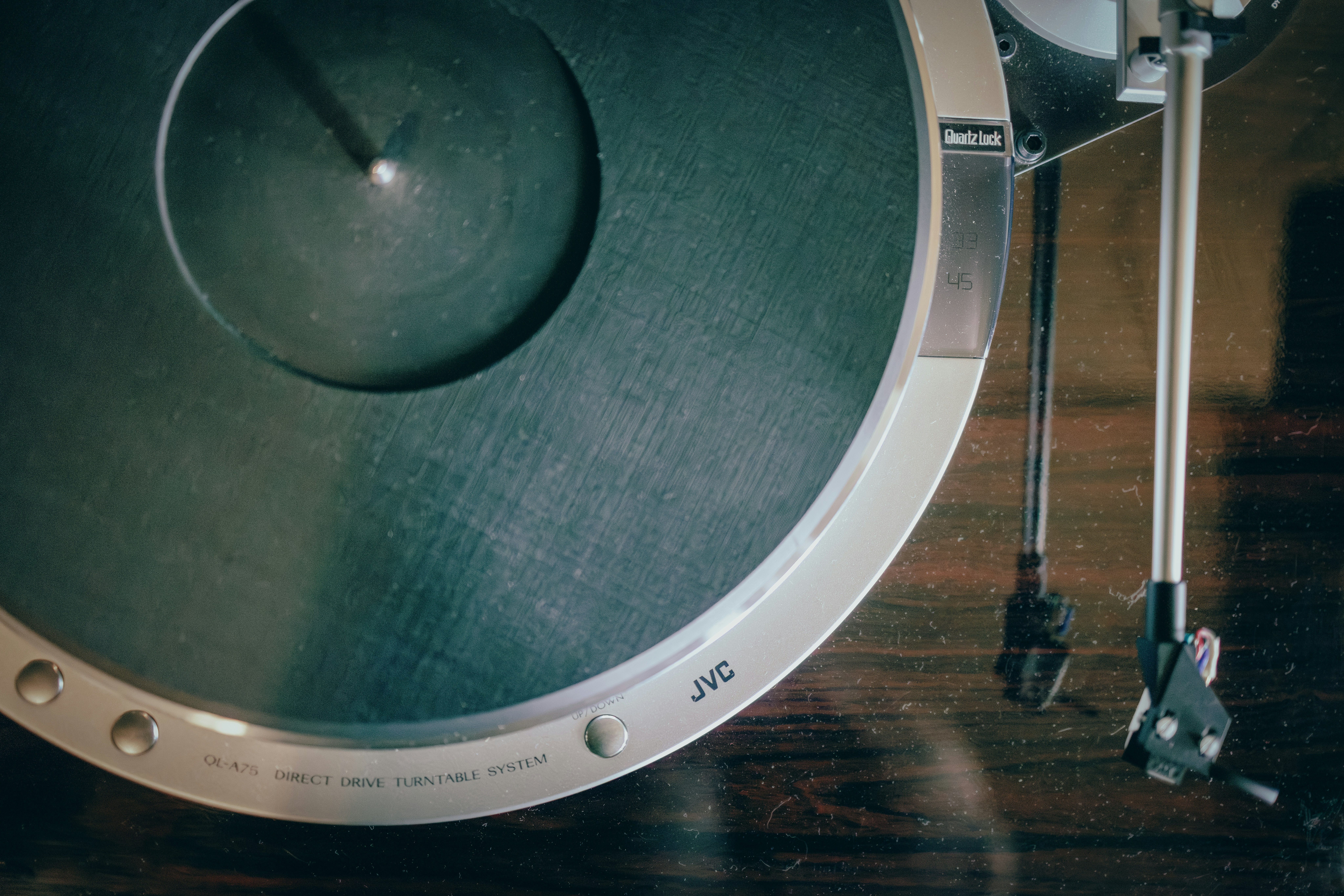 Spin Groove: Close-up of a Vintage Turntable Platter and Tonearm