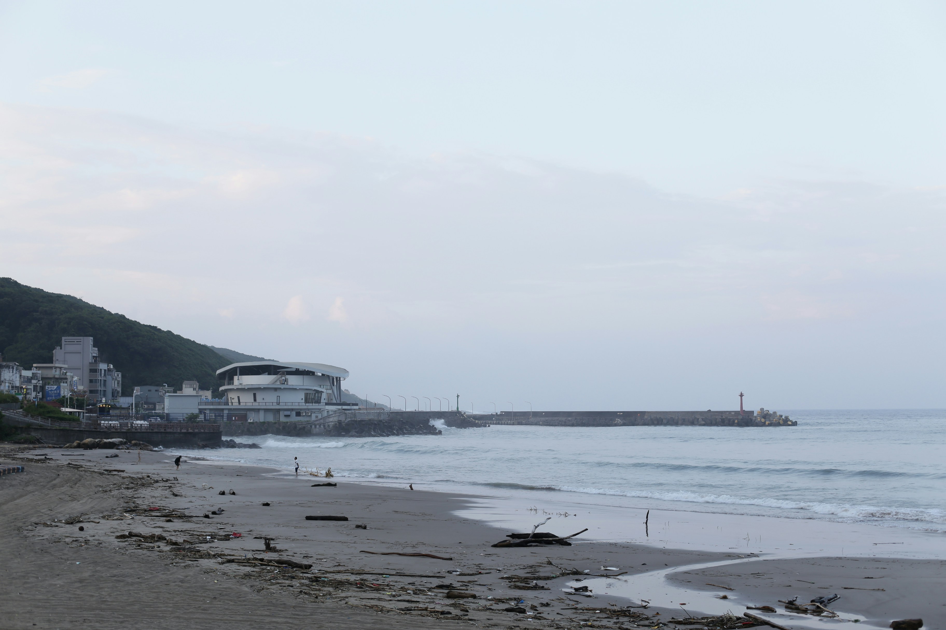 Coastal Boulevard: Quiet Beachfront with Distant Breakwater