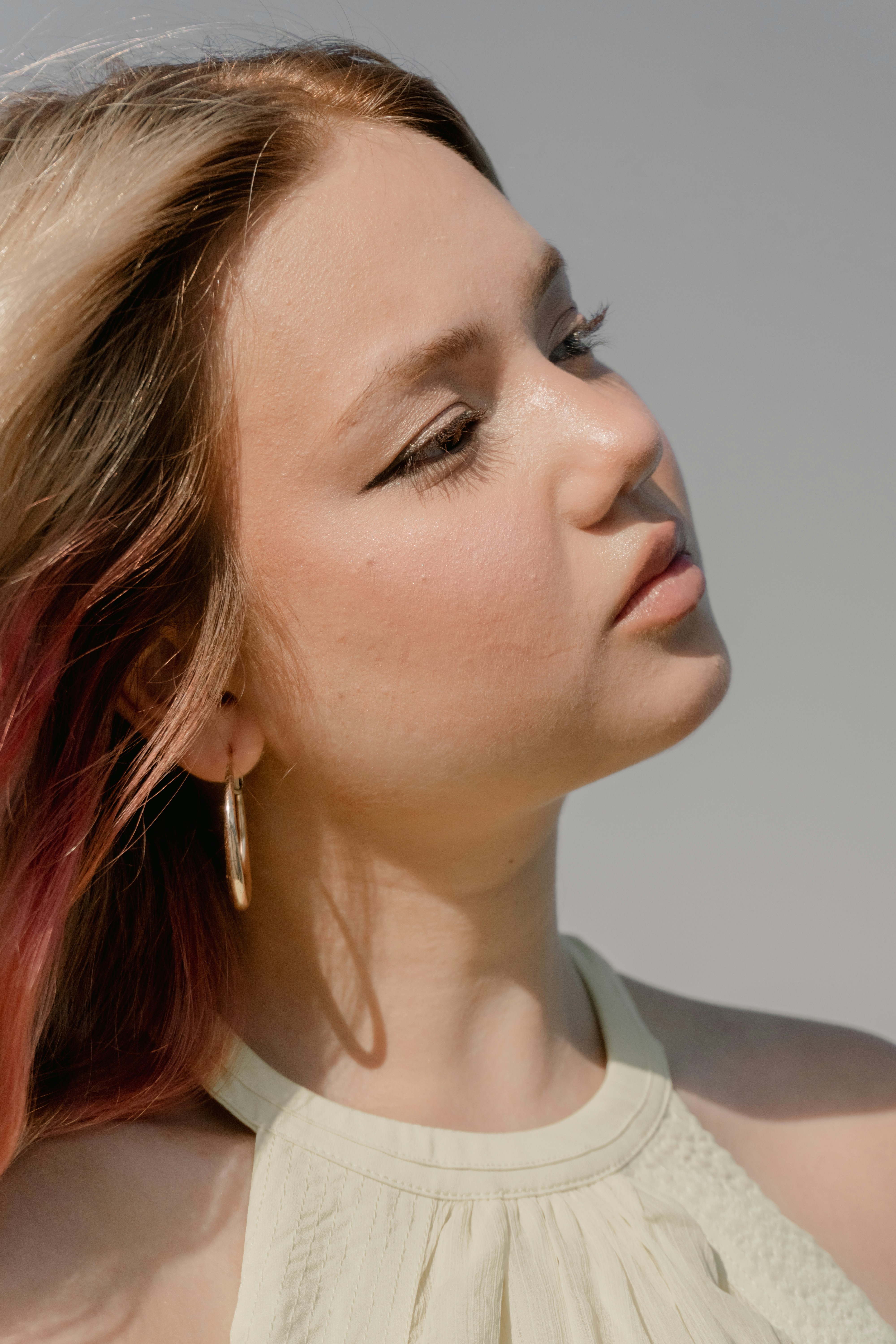 Soft Light, Quiet Confidence: A Side Portrait in Sunlit Serenity