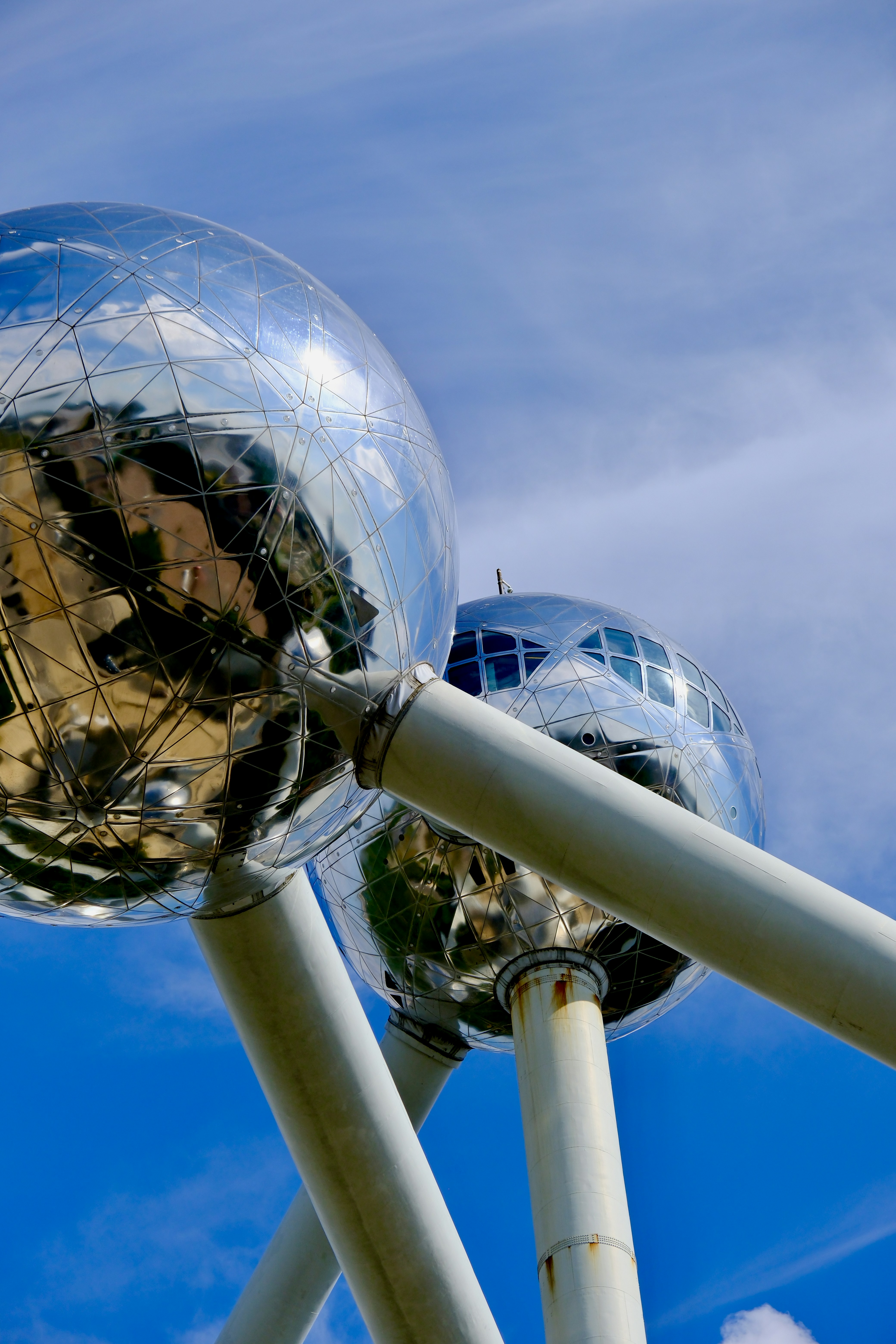 Reflective Spheres on Skyward Beams