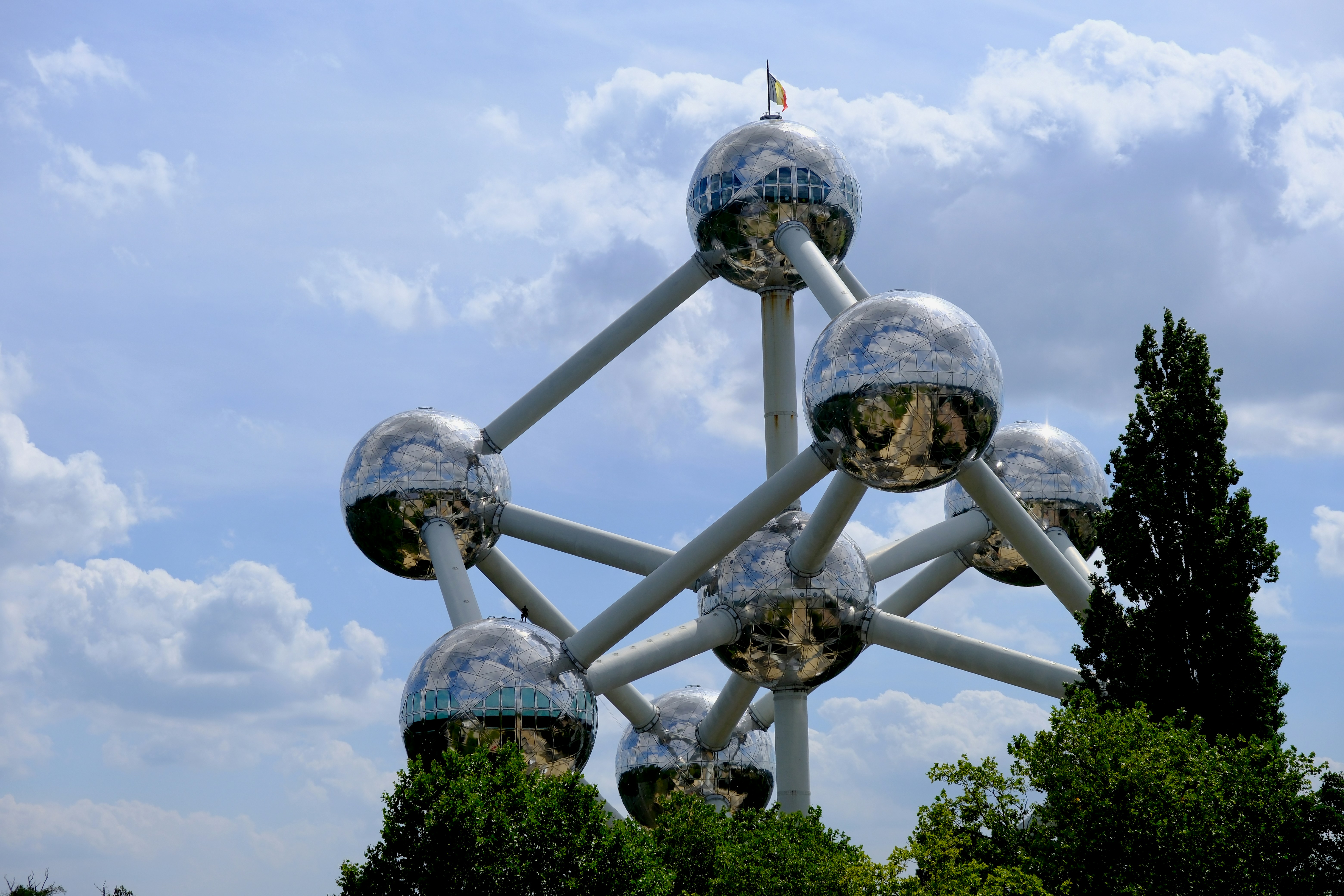 Glinting Spheres of the Atomium: Reflections Across a Leafy Sky