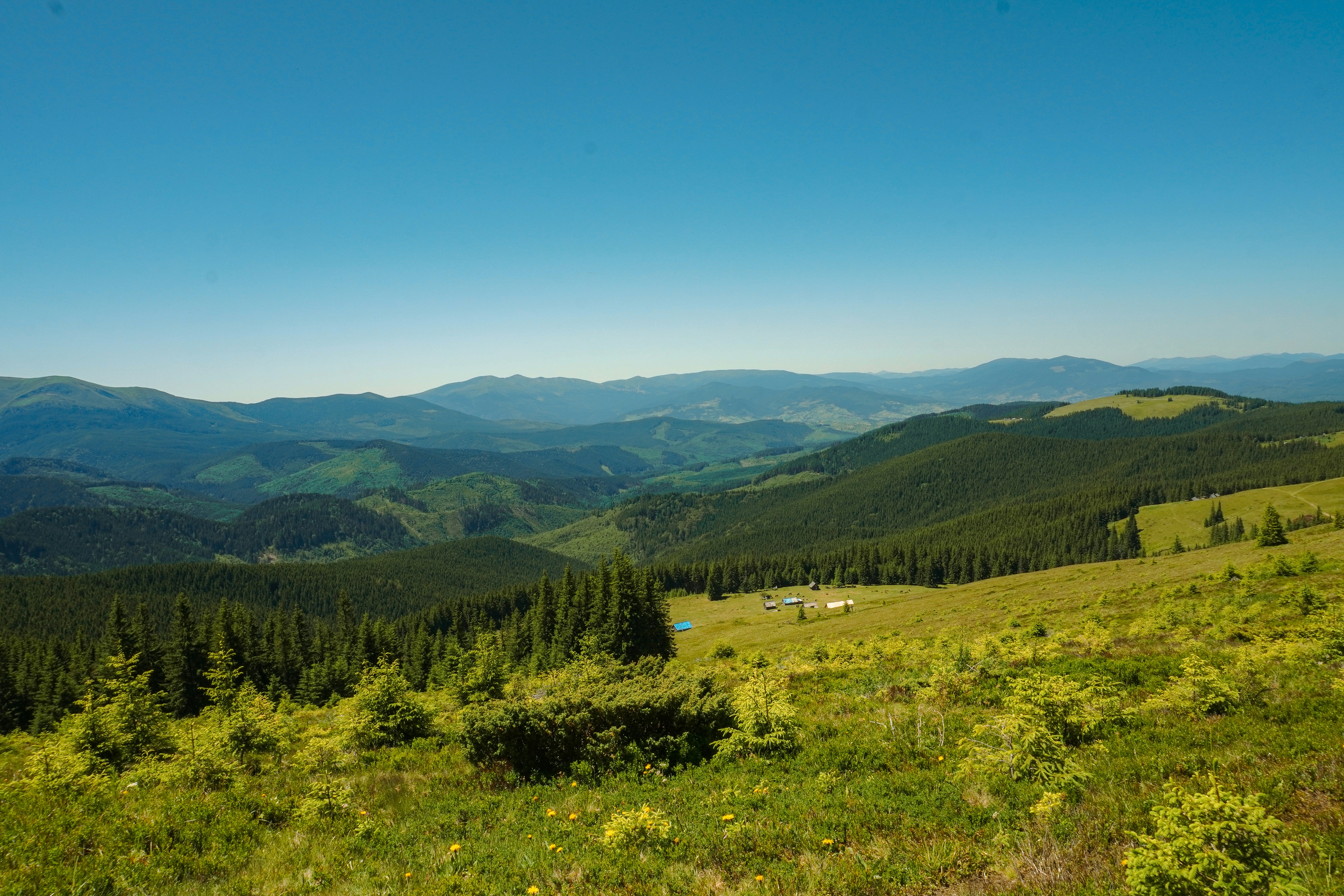 Rolling Hills under a Clear Sky: A Quiet Mountain Panorama