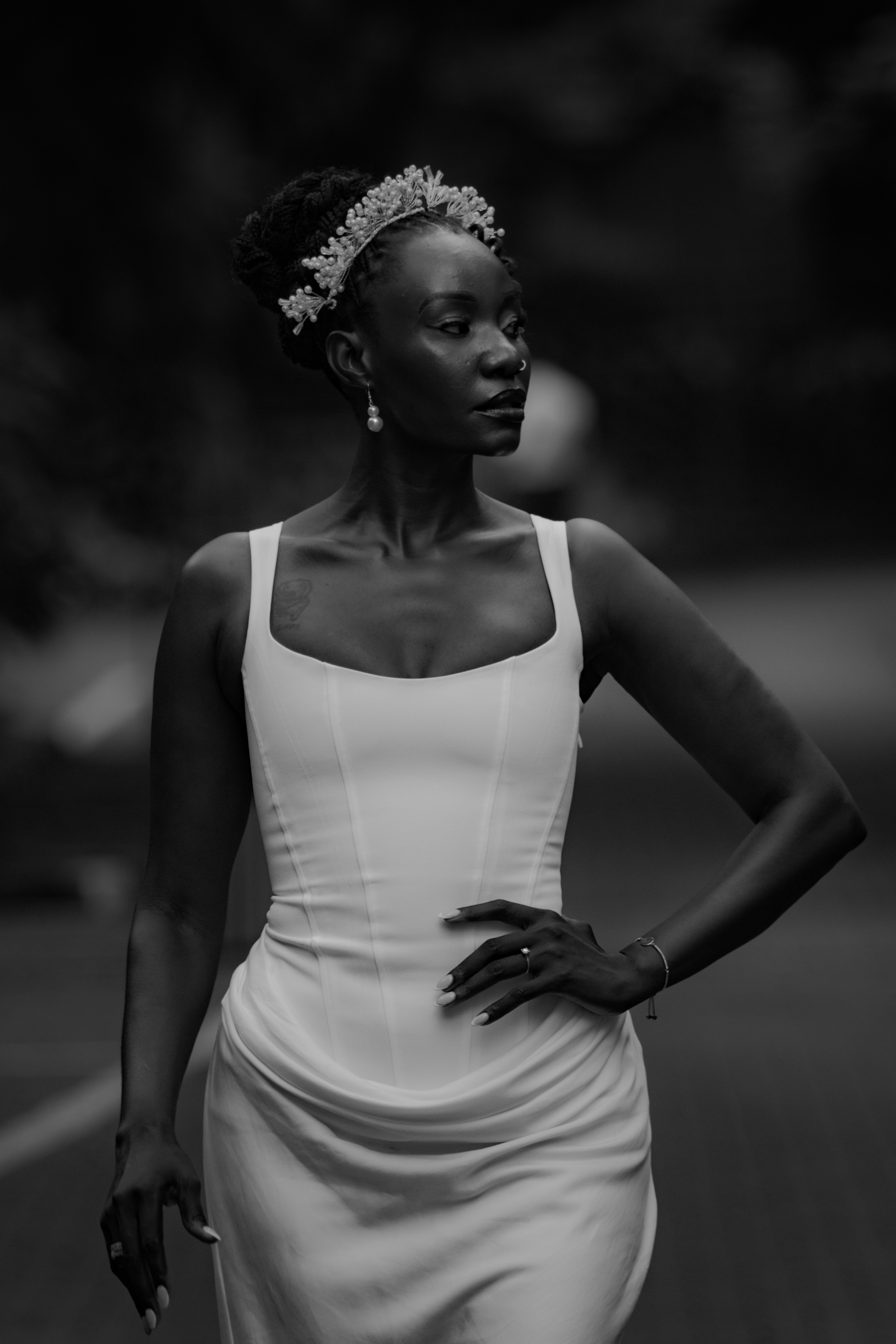 Elegance in Pose: Black-and-White Portrait of a Bride in Stillness