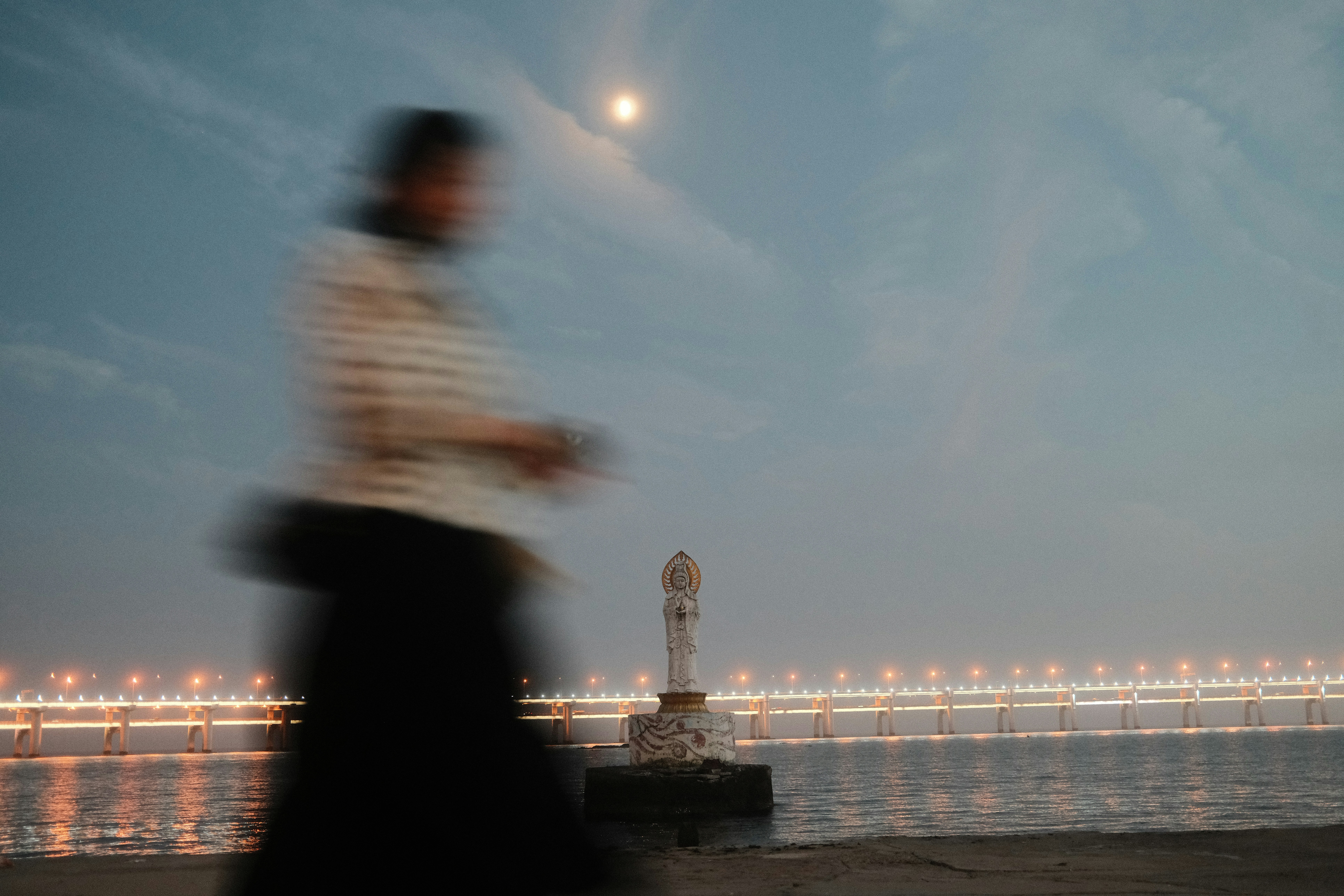 Silent Figura by the Pier: a Motion-blurred Portrait at Dusk