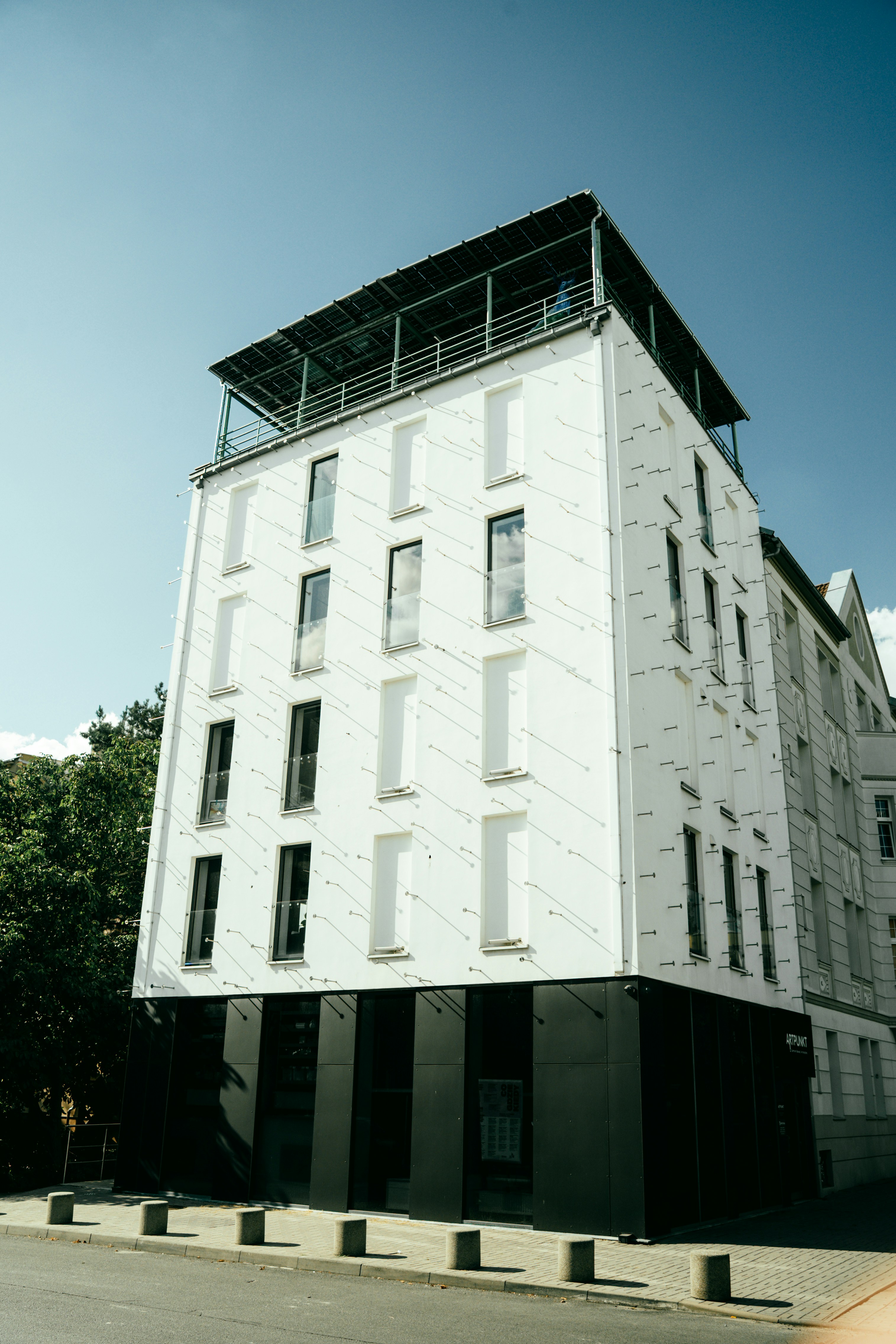 Urban White: a modern building crowned by a rooftop terrace