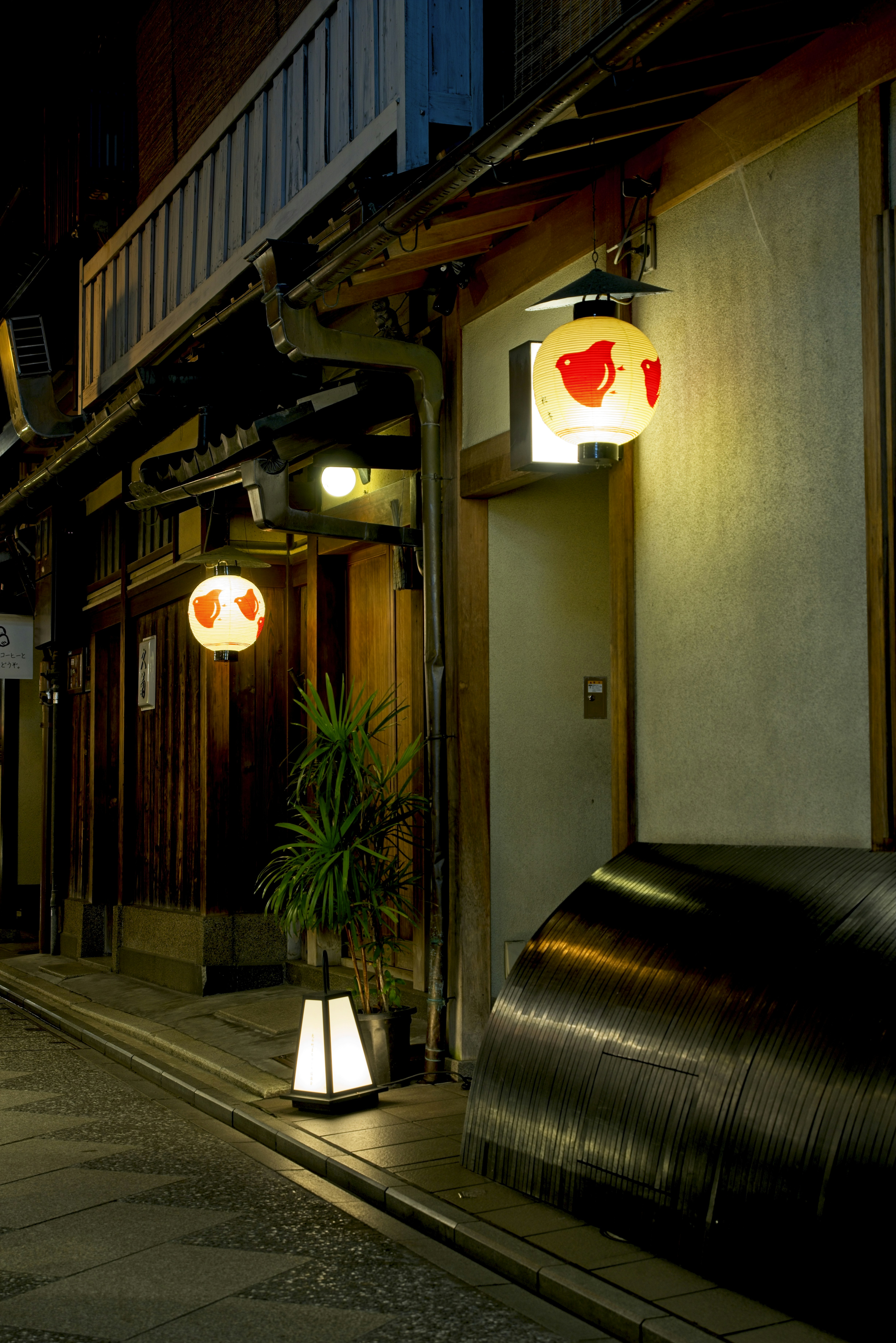 Lantern-lit Alley: A Quiet Night in a Traditional Street
