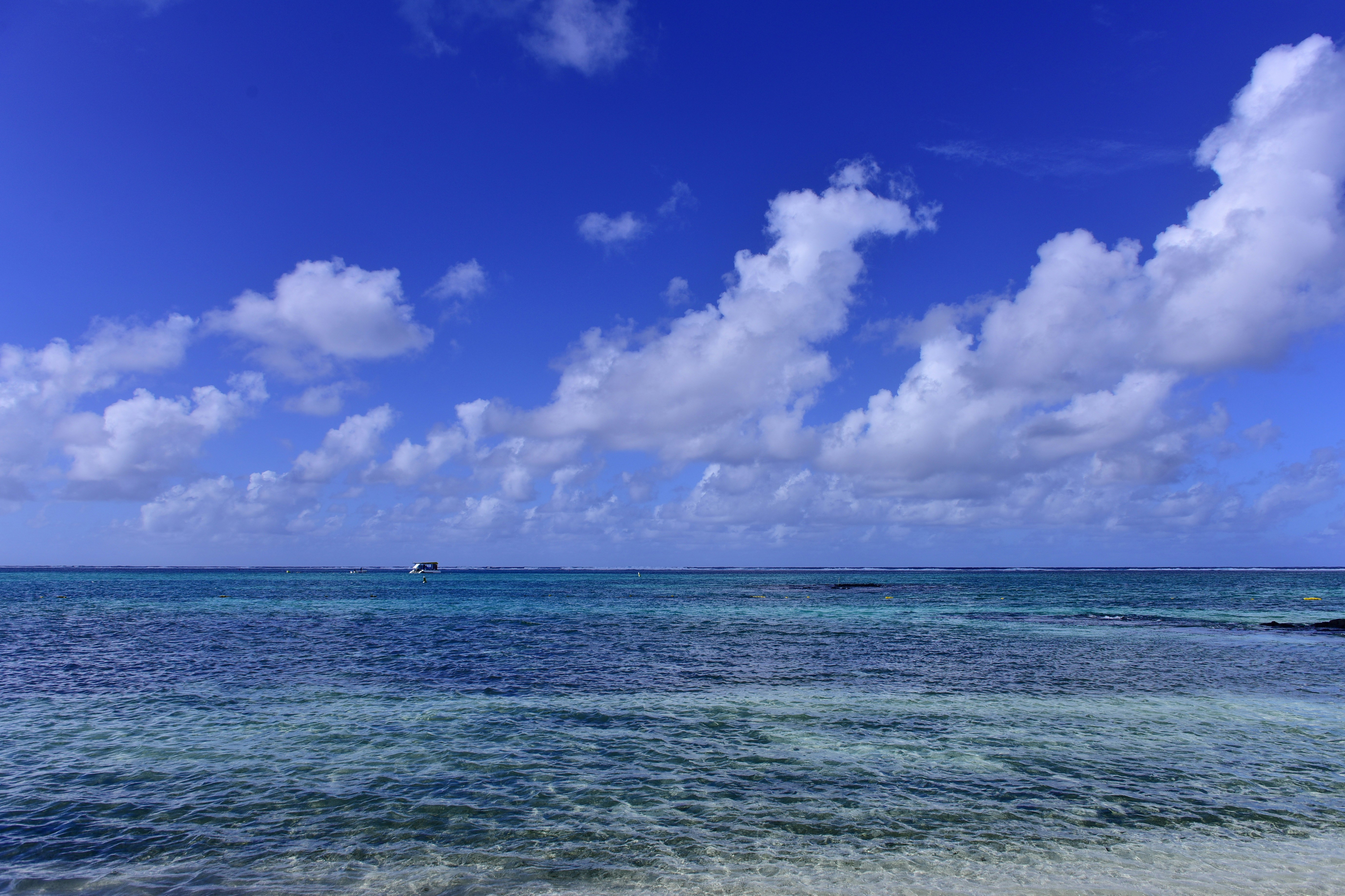 Linea azzurra: horizon and sea under a field of clouds