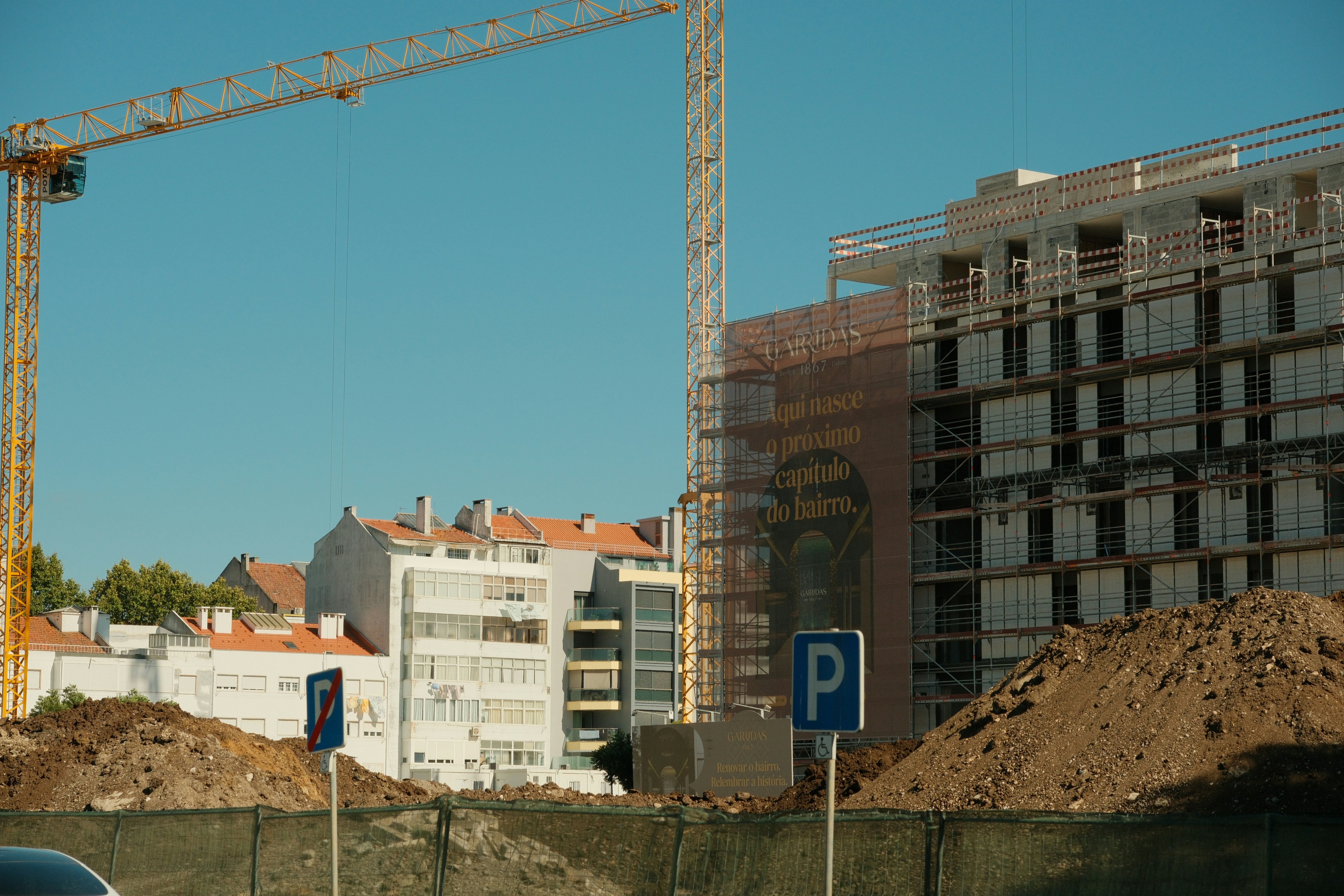Crane Over a Growing Block: Construction Pulse in Early Daylight