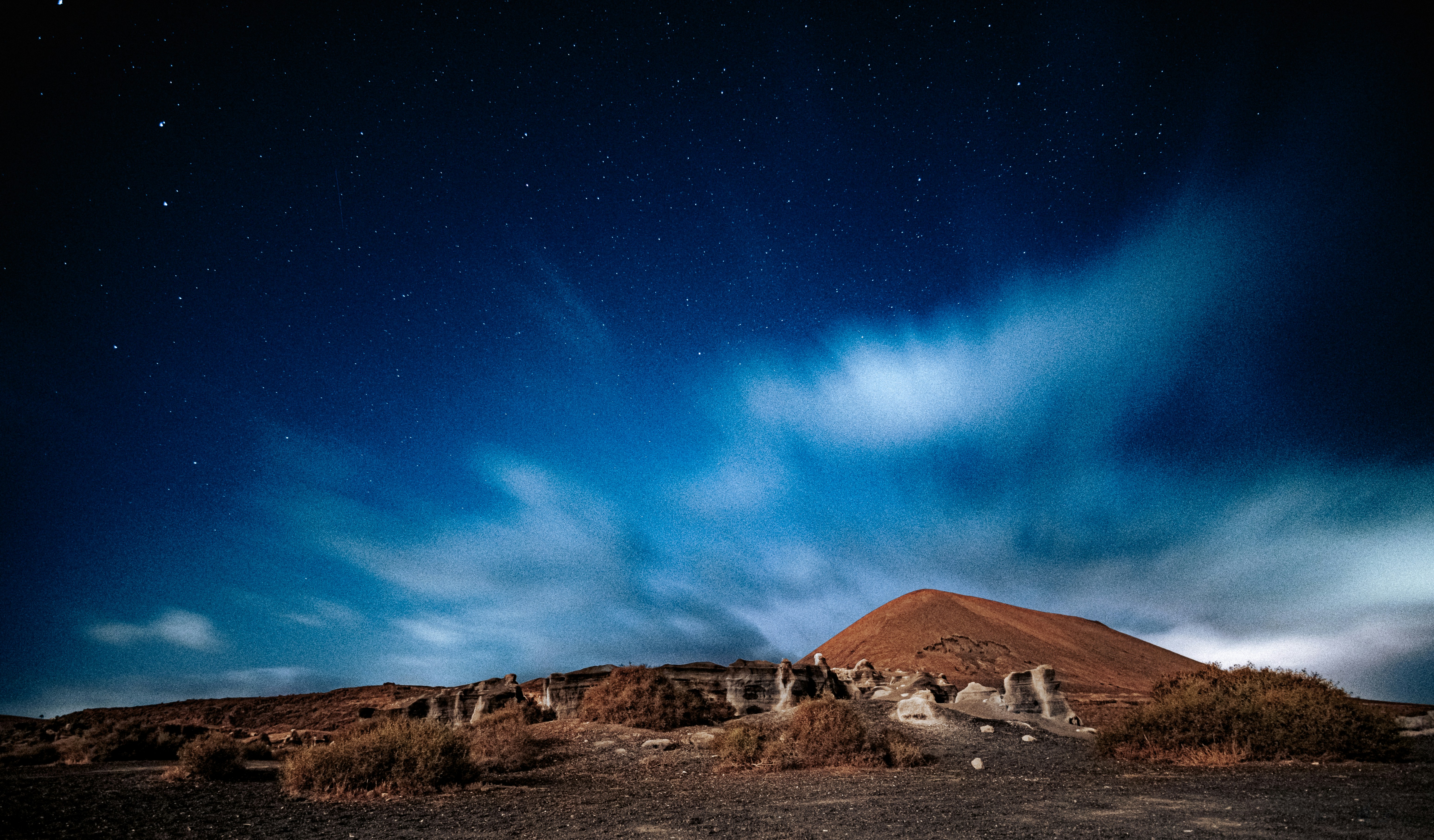 Night Sky Over a Desert Hill: A Quiet Milky Way Moment