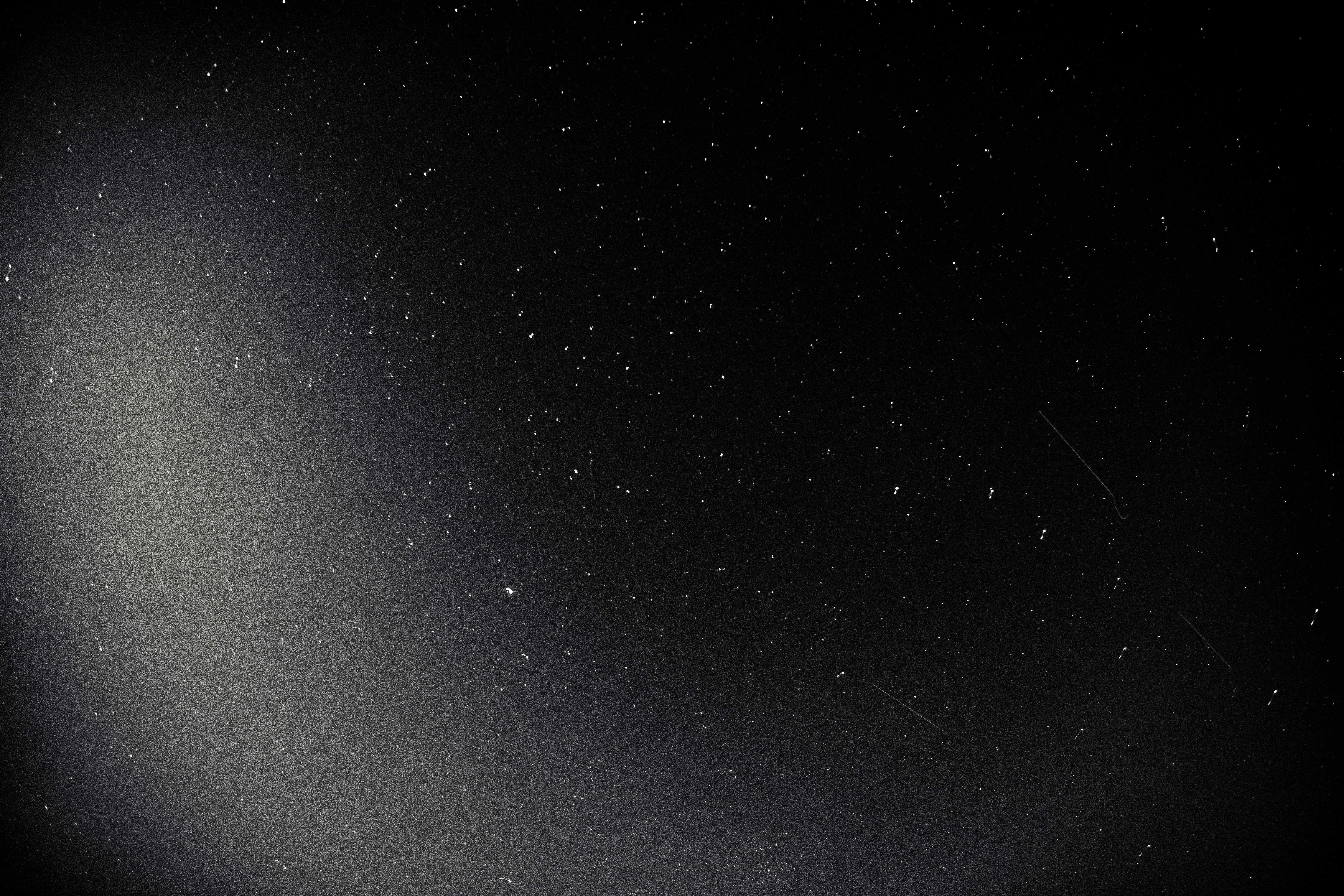 Gentle Curvature of the Night: A Crescent of Stars Over a Soft Milky Veil