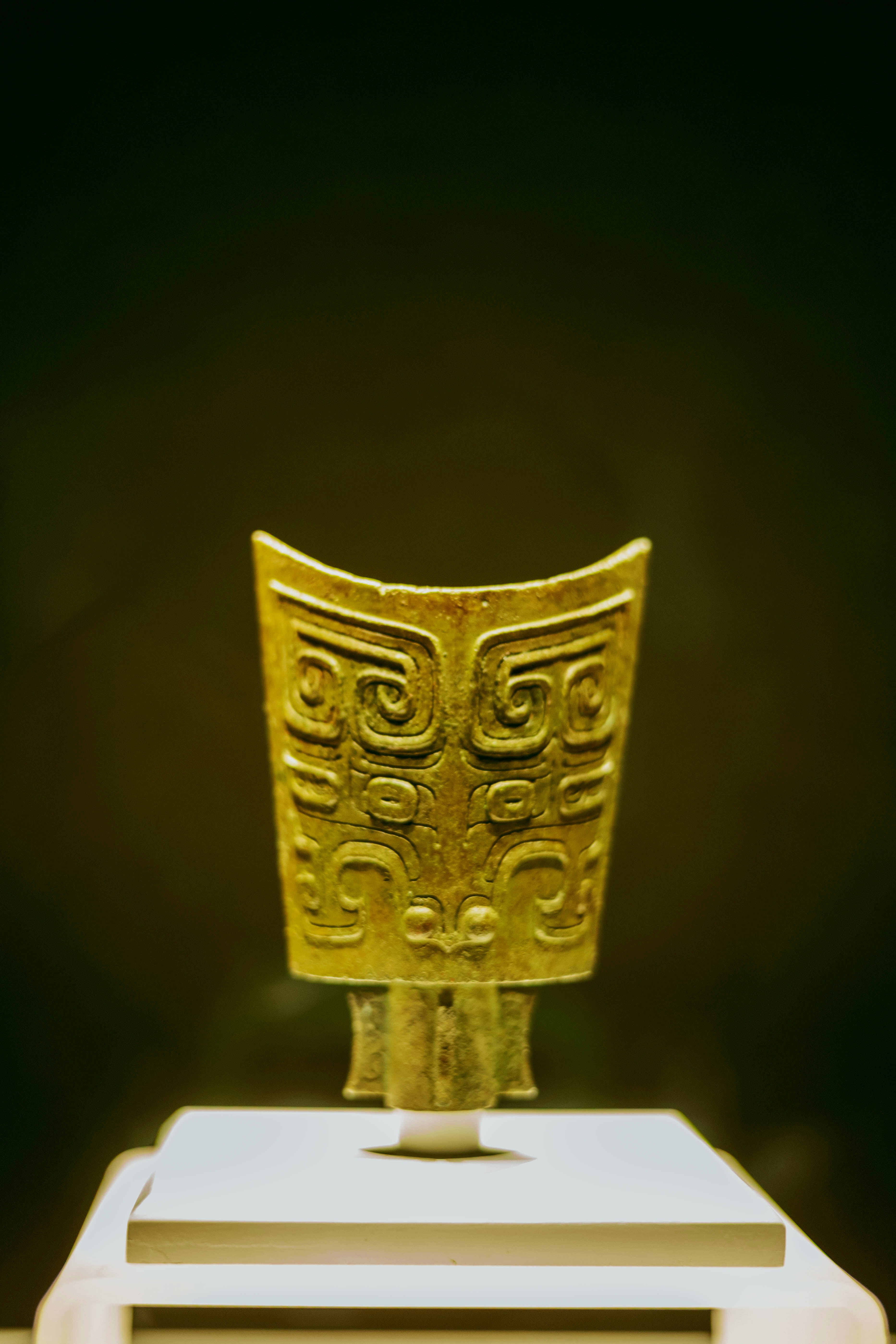 Gold Glyph: A Ward of Light Centered on a Shaped Emblem