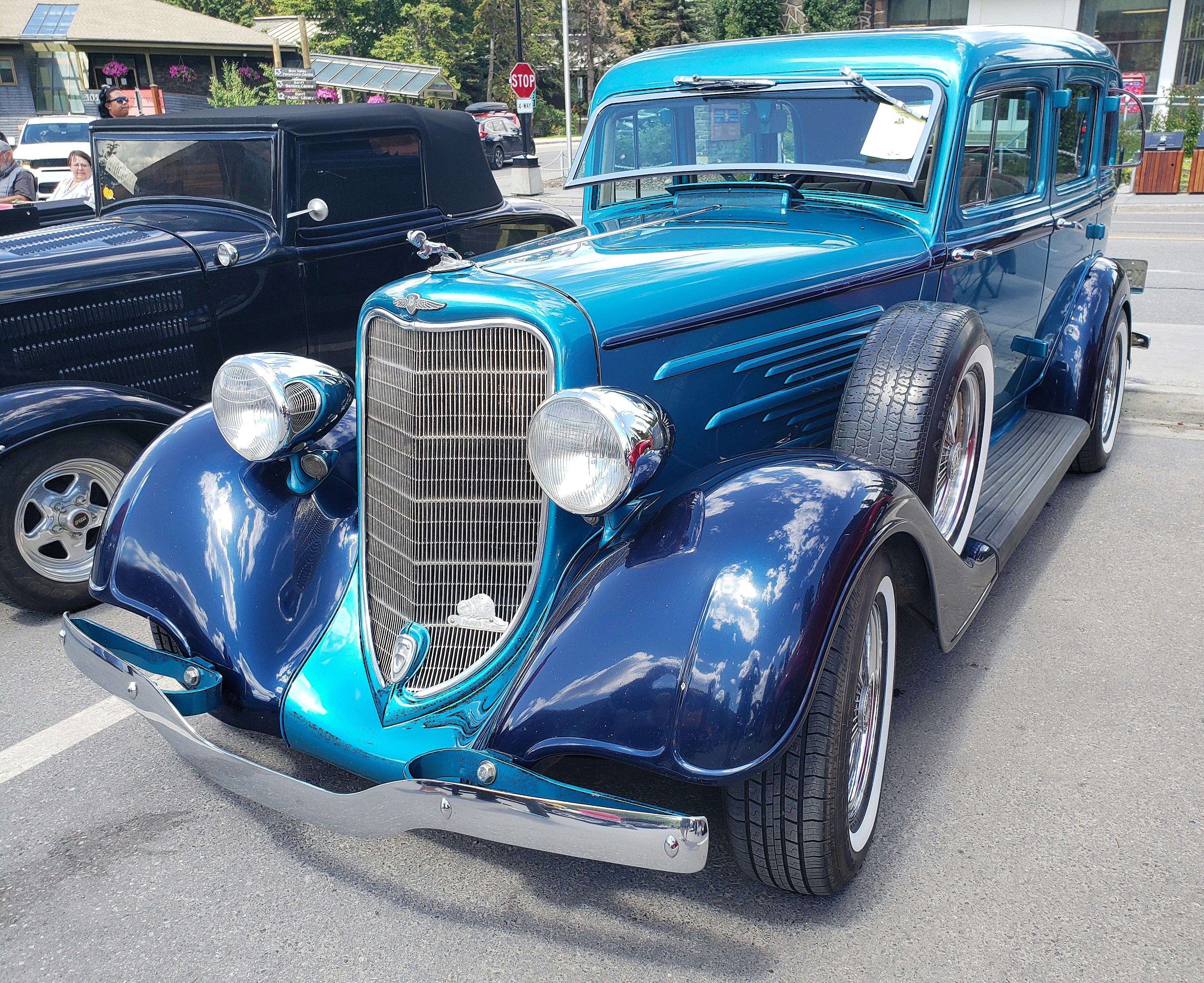 Azure Classic: A gleaming 1930s sedan reignites the parking lot