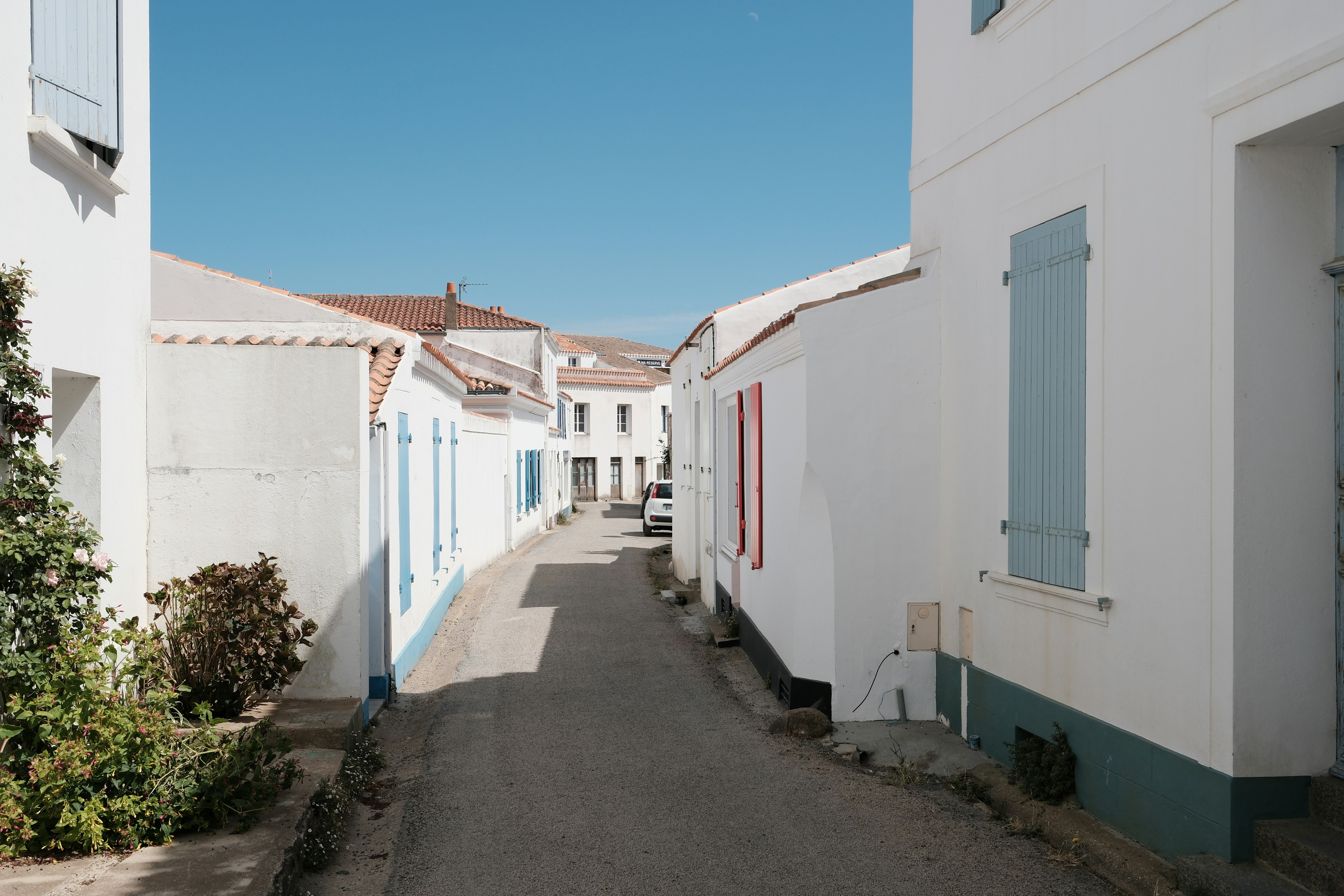 Sunlit Cycladic Lane: Whitewashed Facades and Aegean Quiet