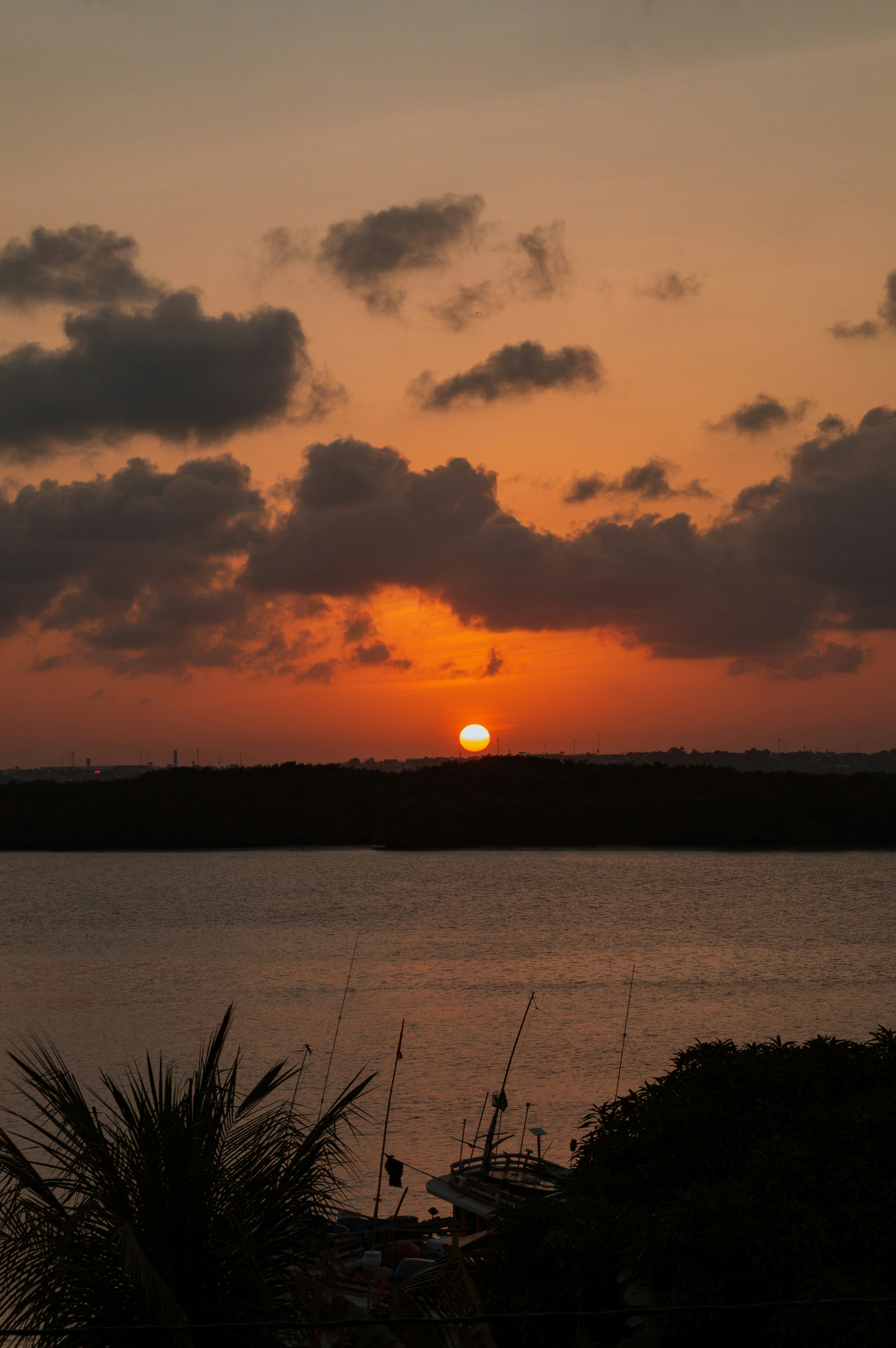 Horizon at Quiet Hour: Sunset Over Still Waters