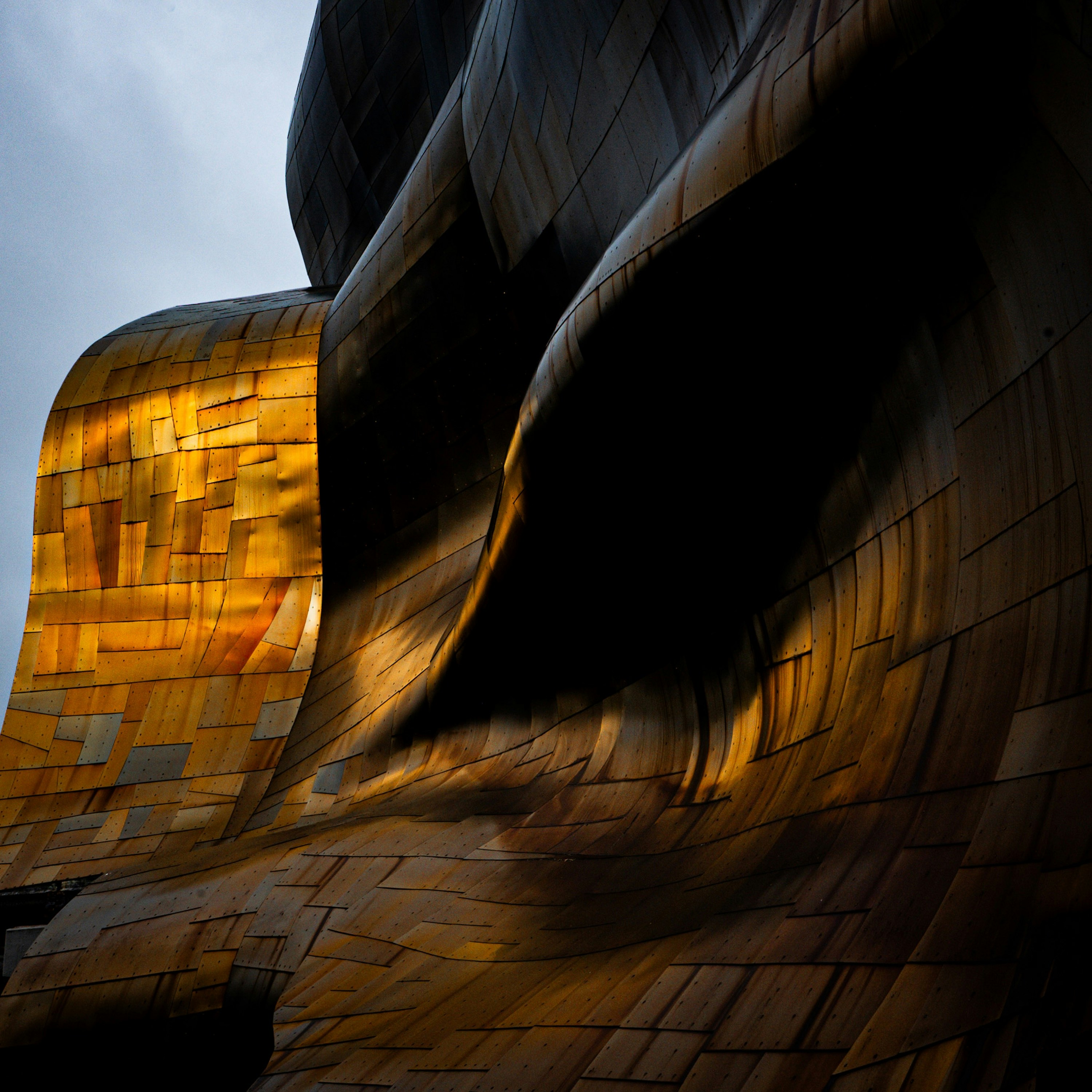 Golden Curves: The Sculpted Steel Glowfield
