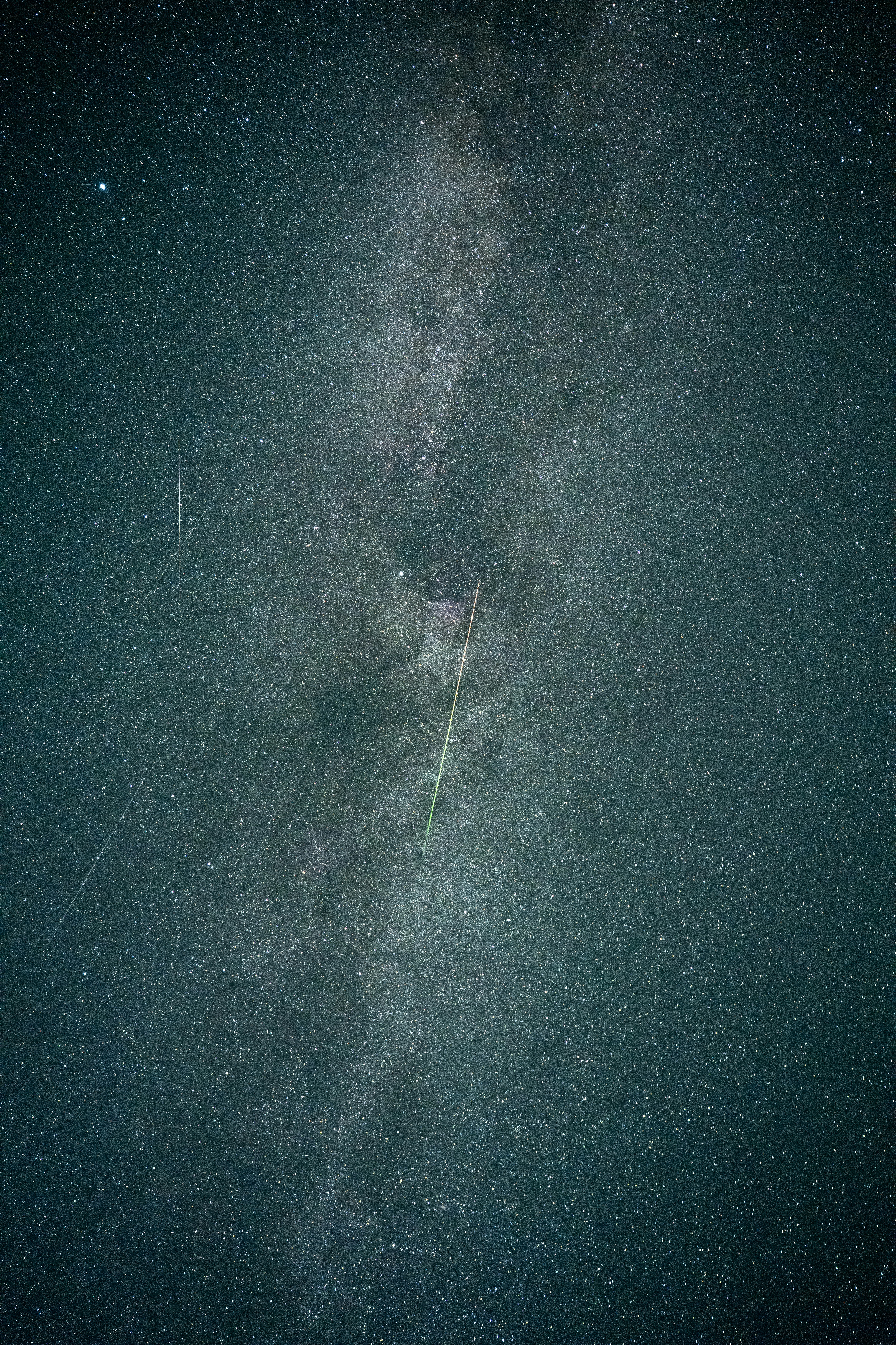 Milky Way Veil: A Quiet Sky Painted with Starlight