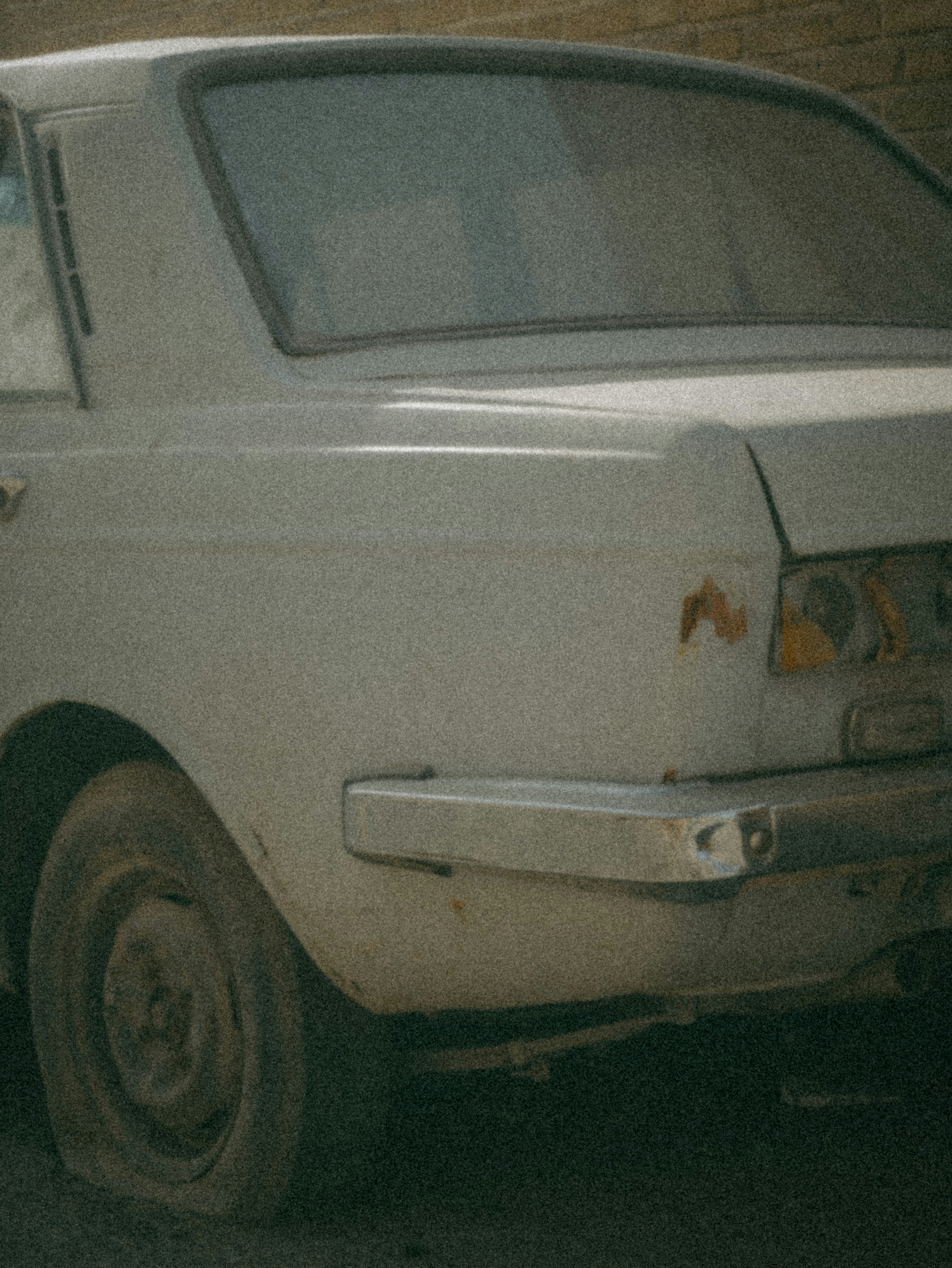Dusty Road Echoes: The Quiet Return of a Vintage Sedan