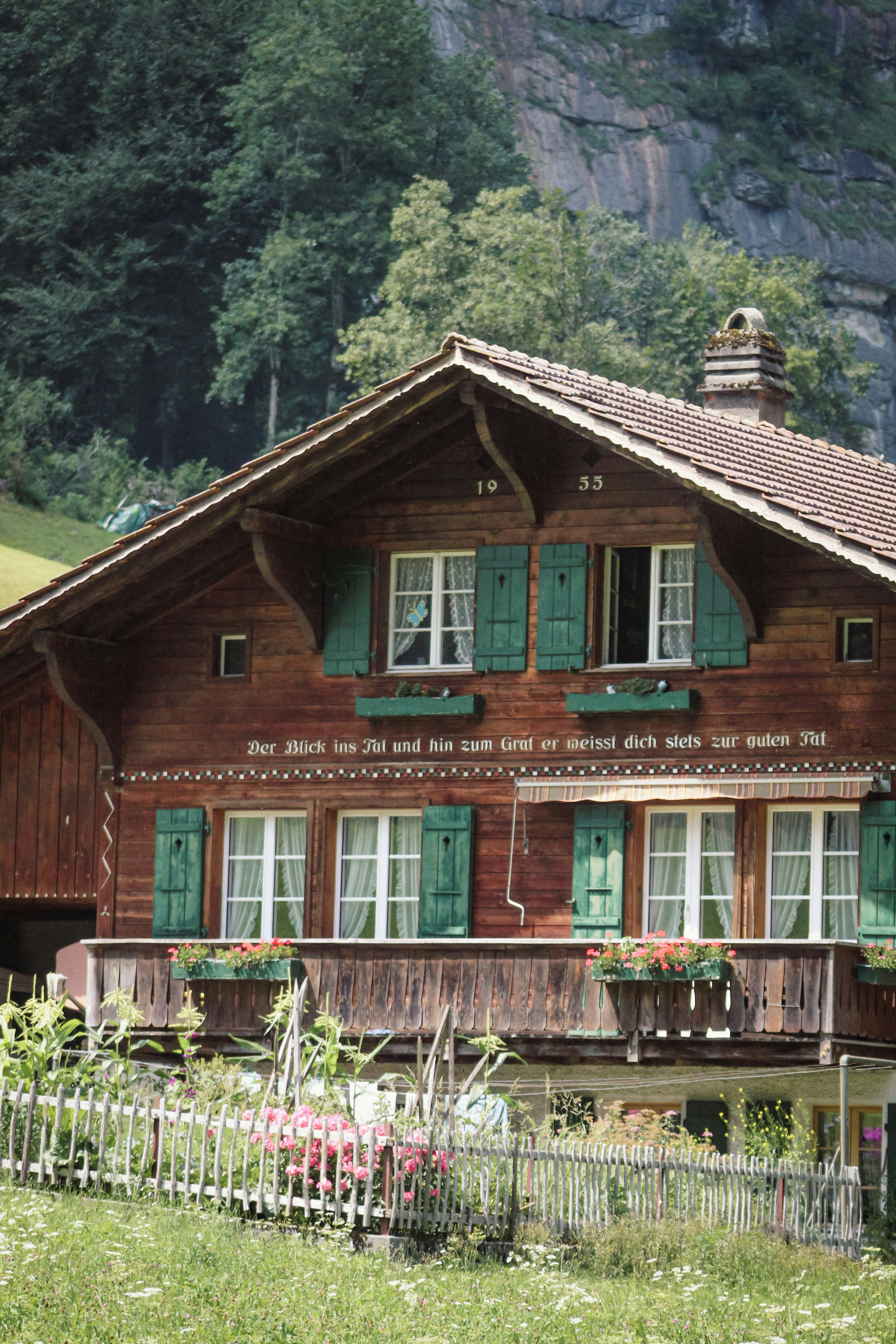 Chalet in Bloom: A Alpine Keepsake