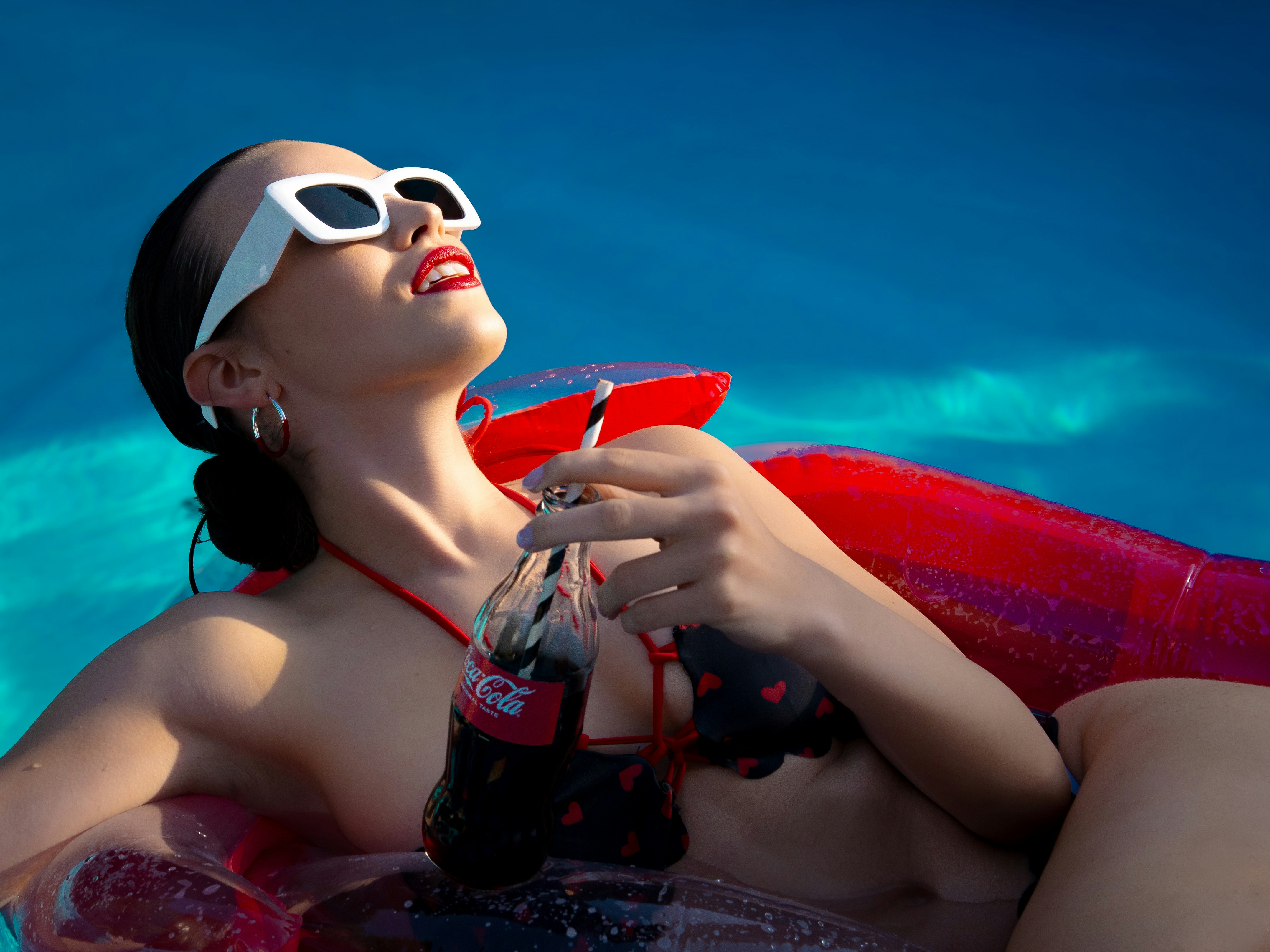 Sunlit Sipper: Glamour by the Poolside
