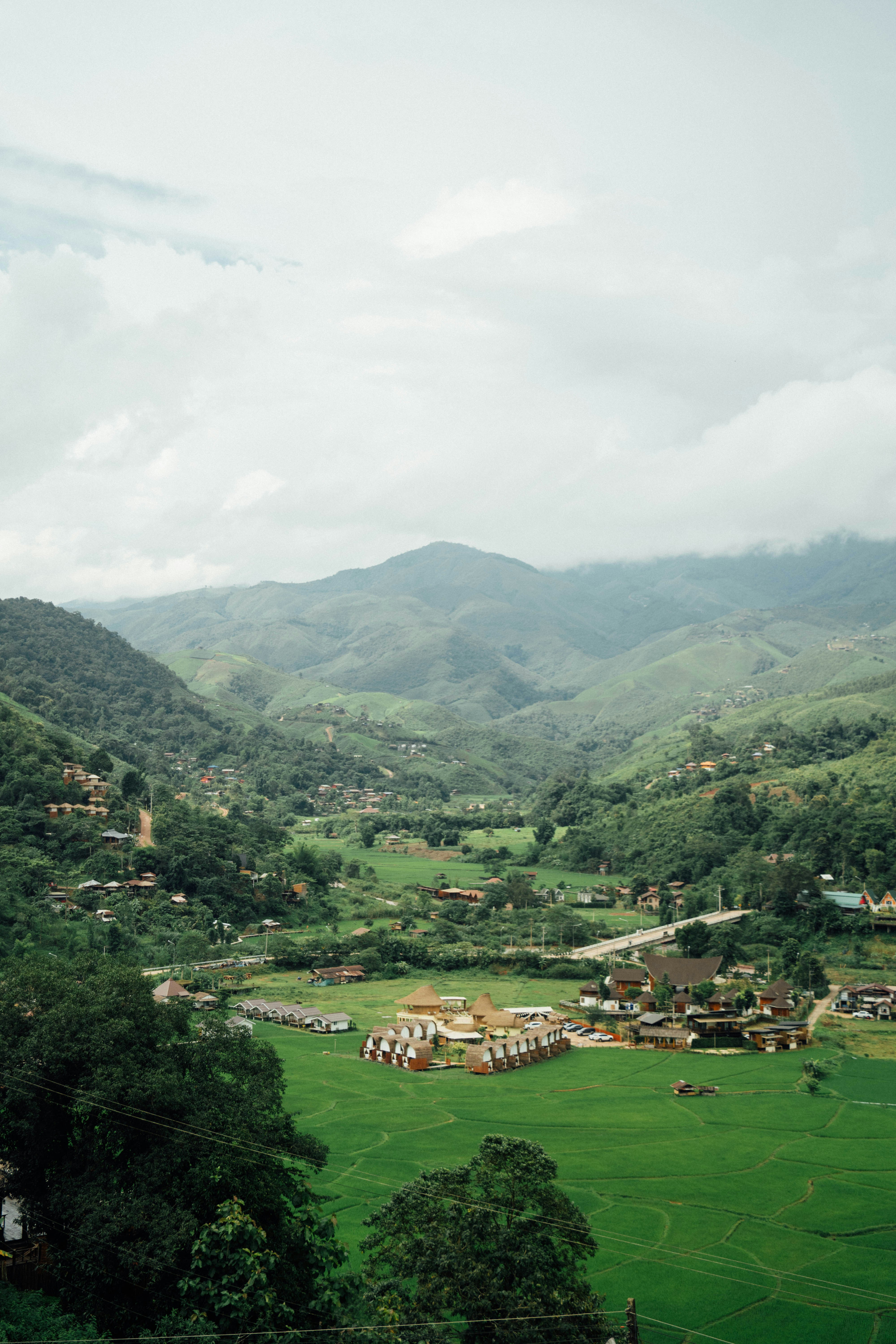 Green Valley Amphitheater: Highland Village Beneath Quiet Skies