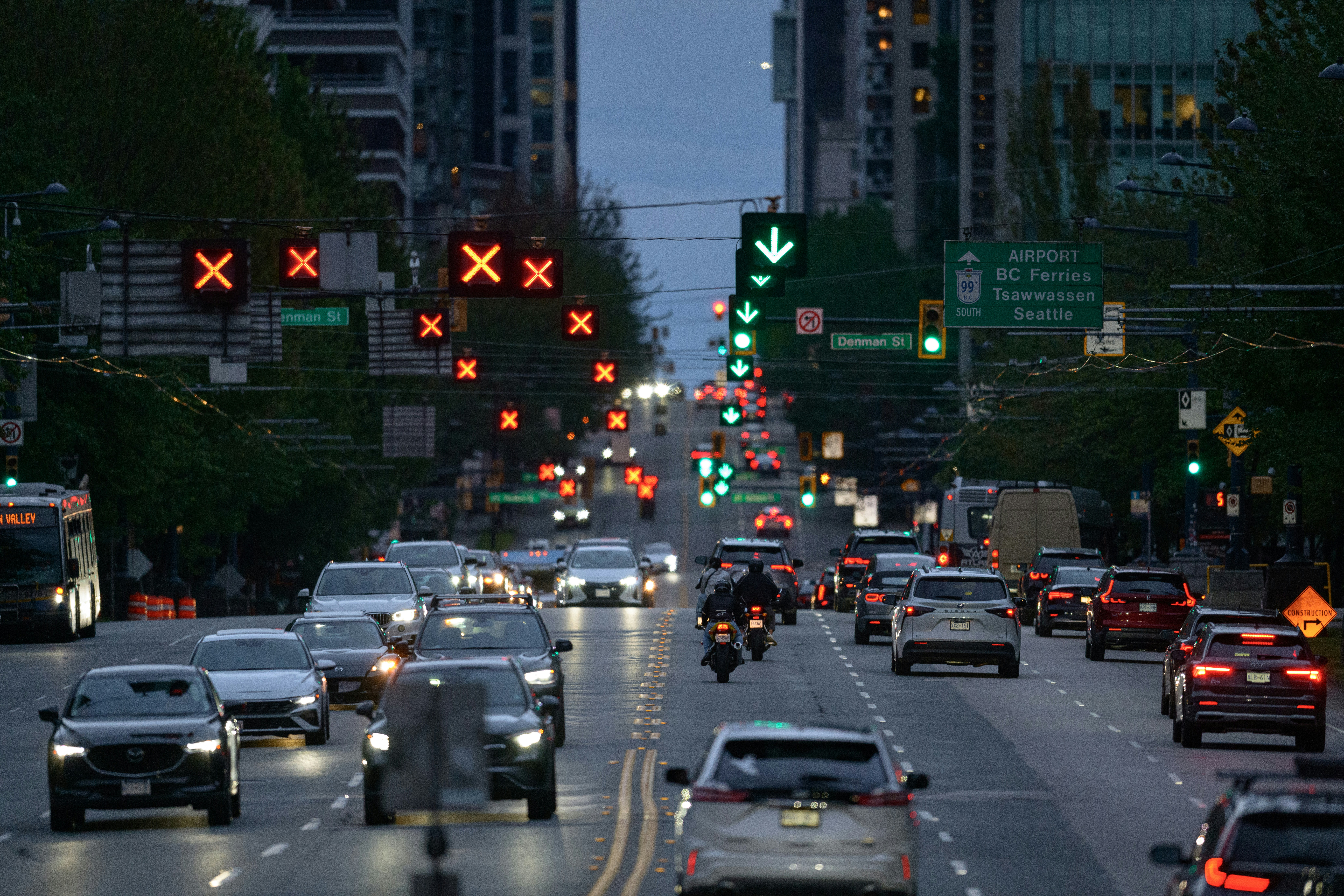Midtown Street Pulse: Red Xs and Green Arrows Above a Busy City Corridor