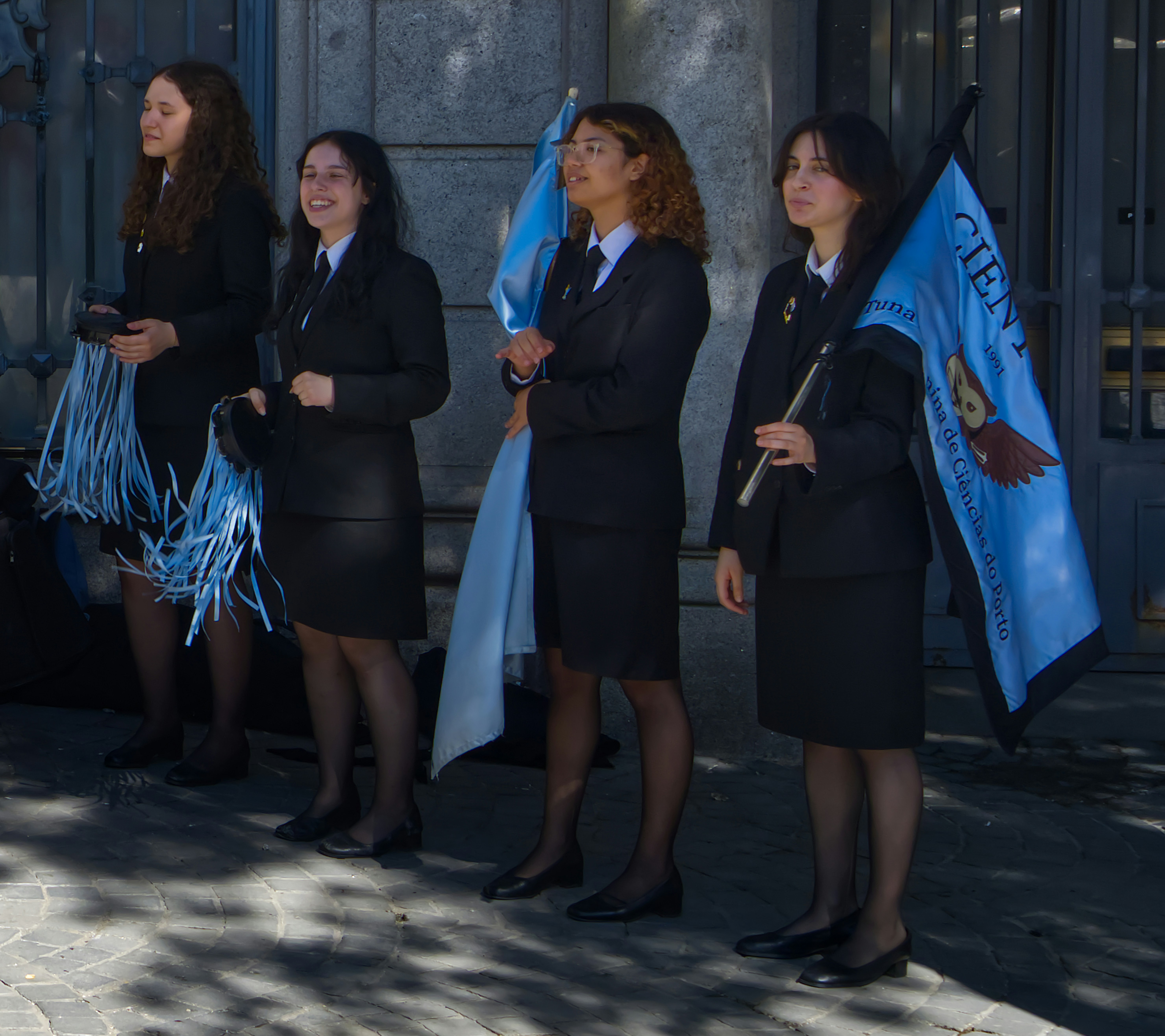 Lors de ma visite de Porto, j’ai eu la surprise de découvrir un groupe d’étudiantes vêtues de leur tenue académique noire traditionnelle, offrant une performance musicale et chorégraphique pleine de vie sur la place de la Liberté. Intriguée par cette scène animée, j’ai découvert qu’il s’agissait de la « CIENTUNA FEMININA DE CIÊNCIAS DO PORTO », une formation musicale féminine universitaire emblématique de Porto. Ce groupe perpétue une tradition séculaire en mêlant harmonieusement guitares, percussions, chants polyphoniques et danses folkloriques, créant ainsi un spectacle authentique qui enchante autant les locaux que les visiteurs de passage.