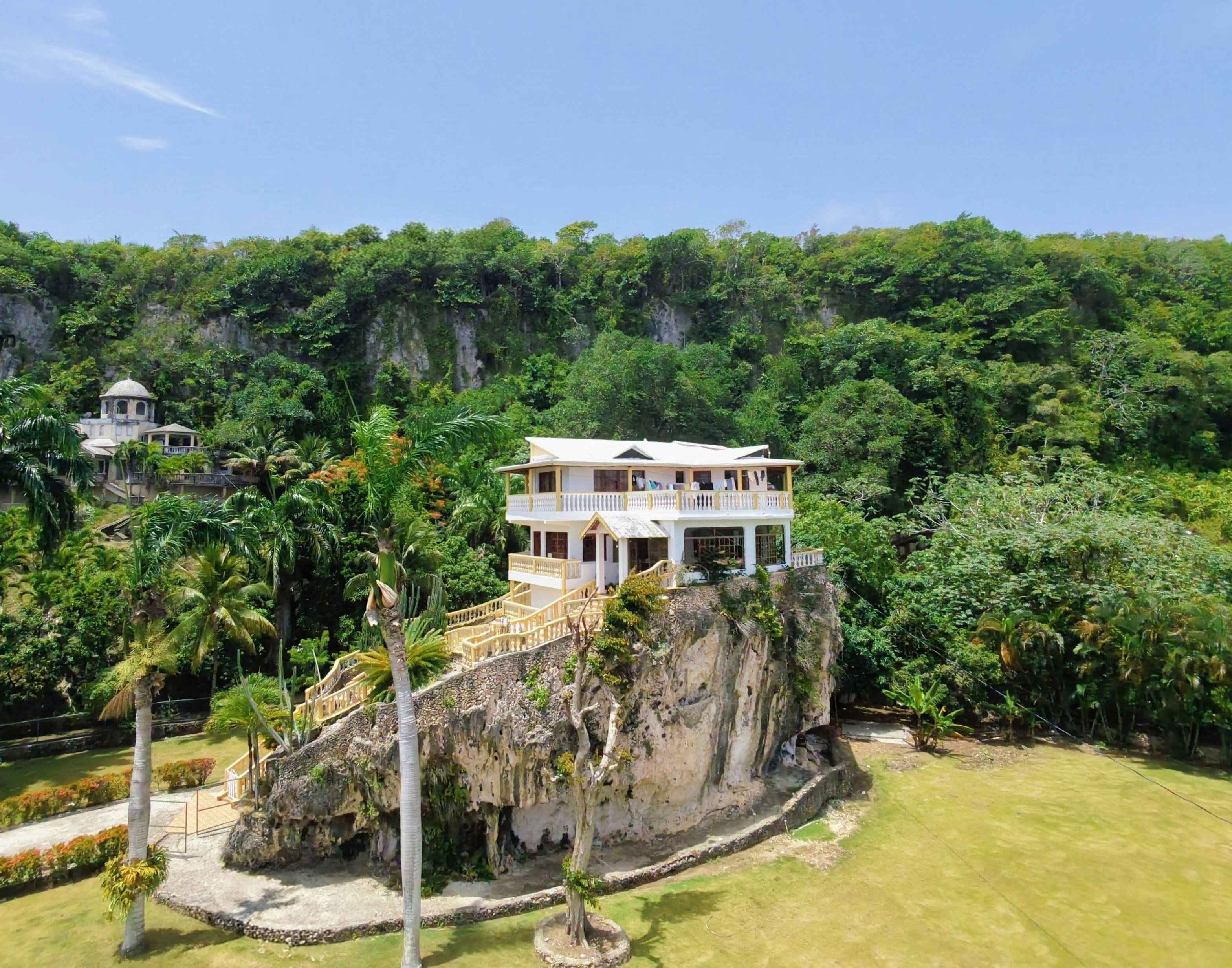 Clifftop Villa Overlooking Tropical Gorge