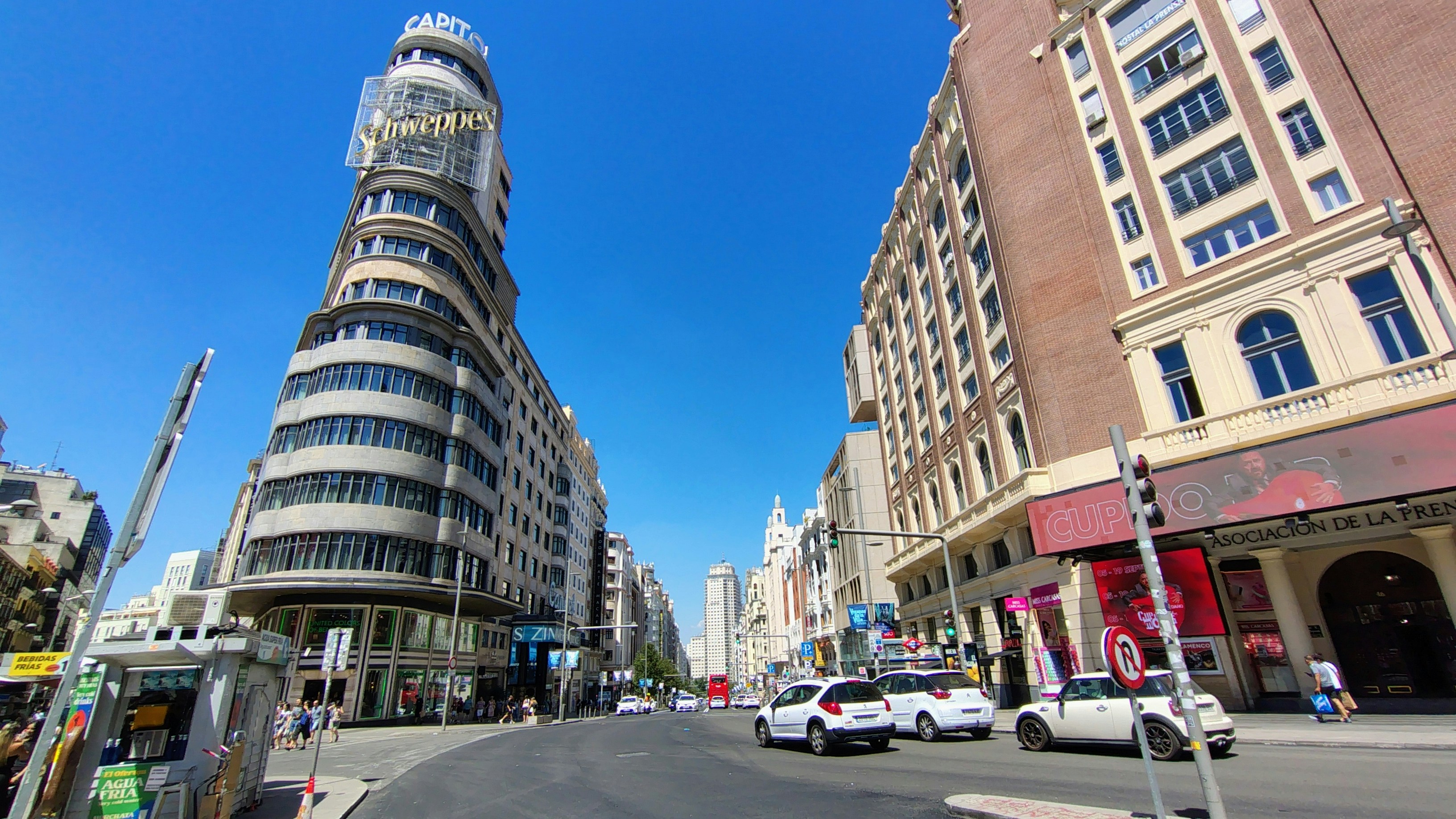 Curved Facade Corridor: A Sunlit Boulevard Between Historic and Modern Skyscrapers