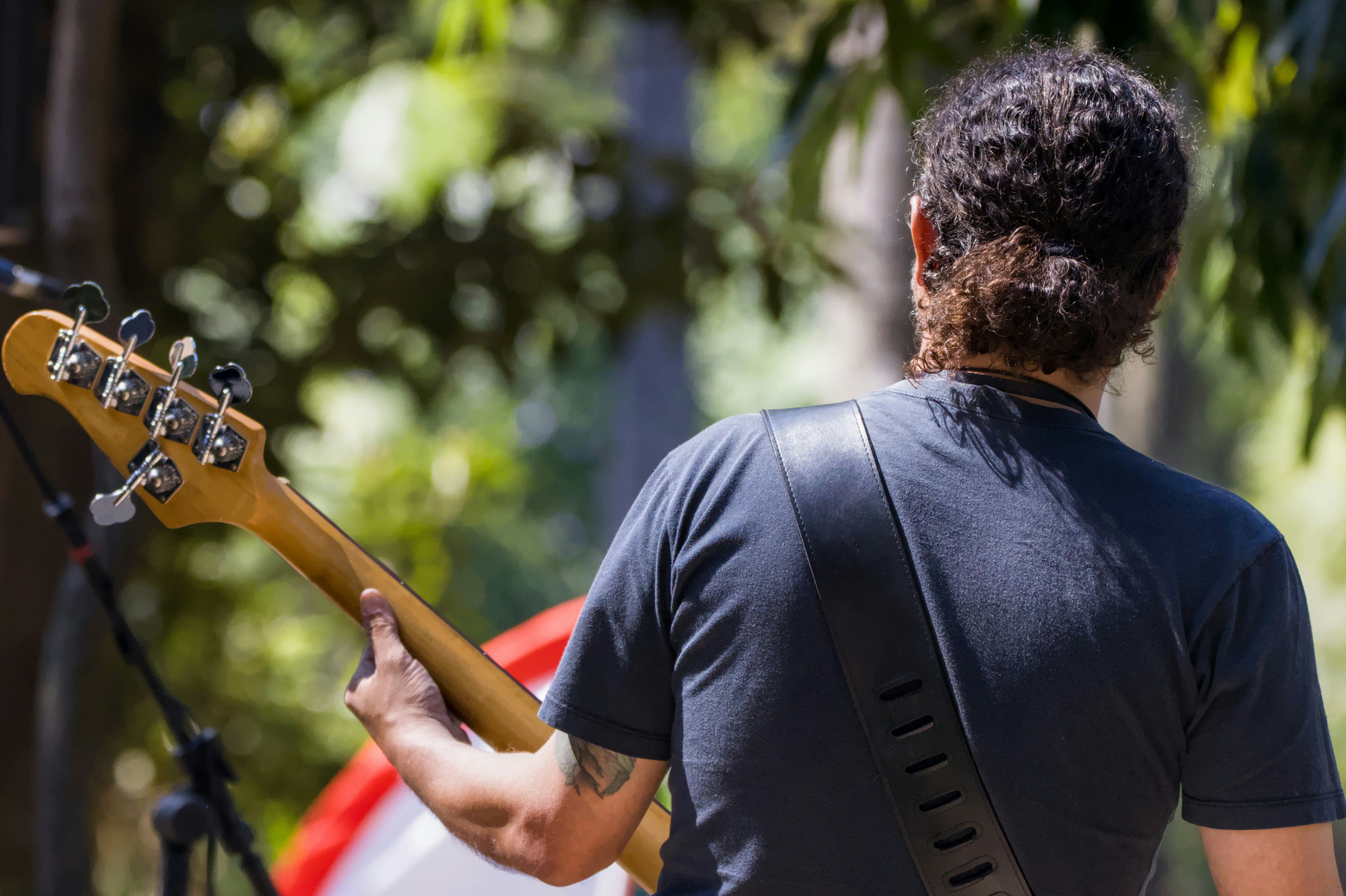 Backstage Groove: The Guitarist’s Quiet Focus