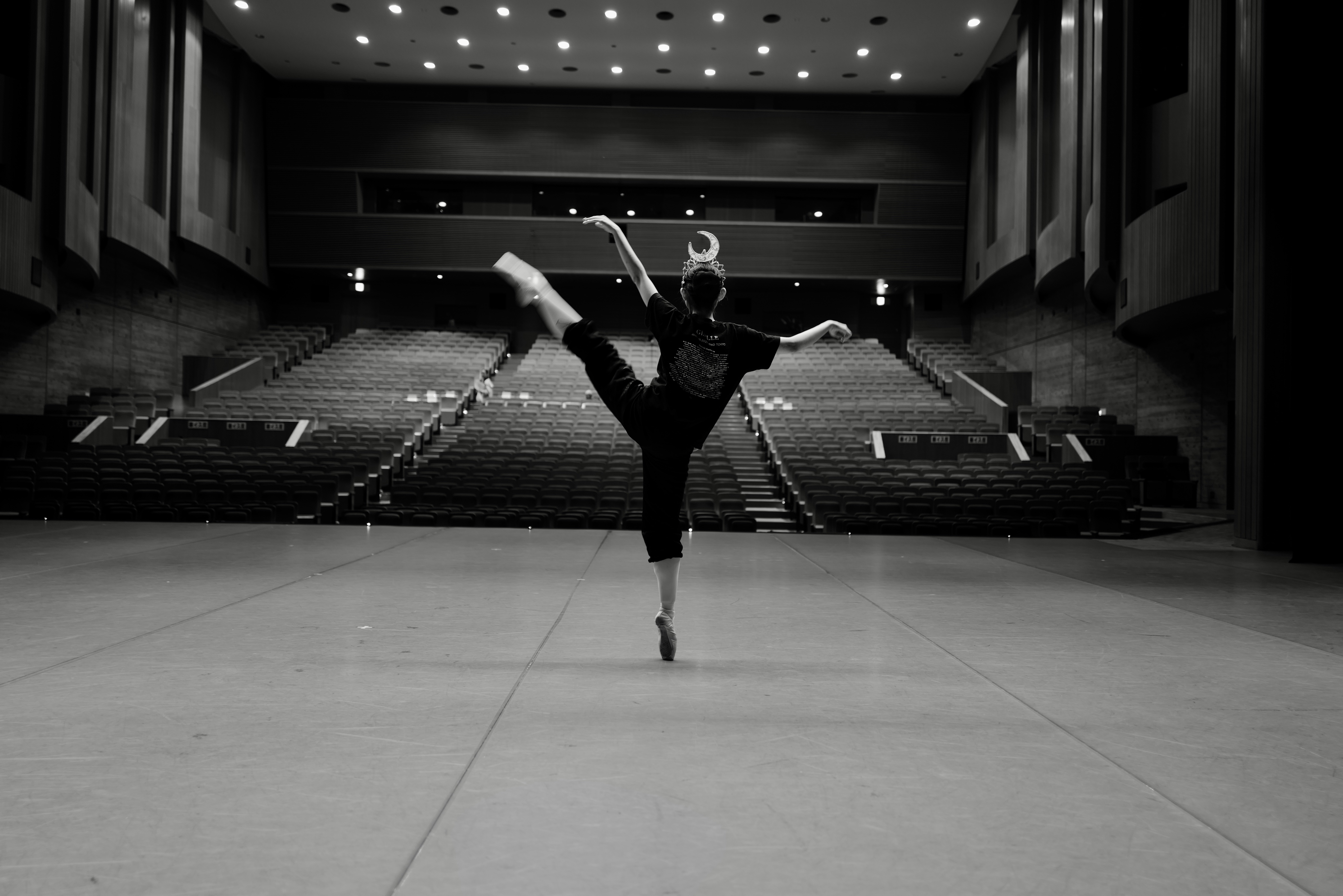 Grace in the Round: A Dancer's Solo Echoes Through a Vast Hall