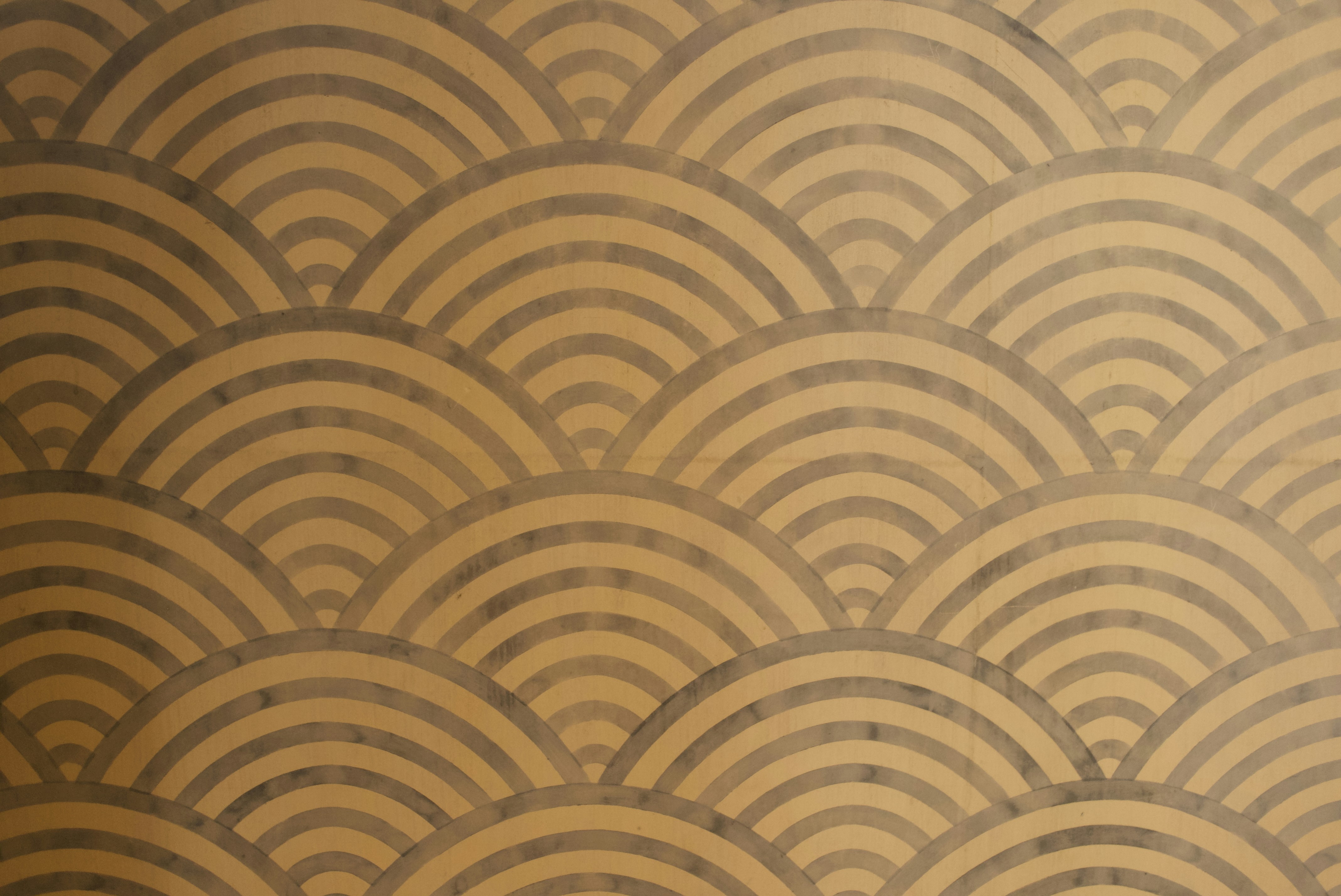 Arcade of Circles: A Harmonious Cardigan of Waves